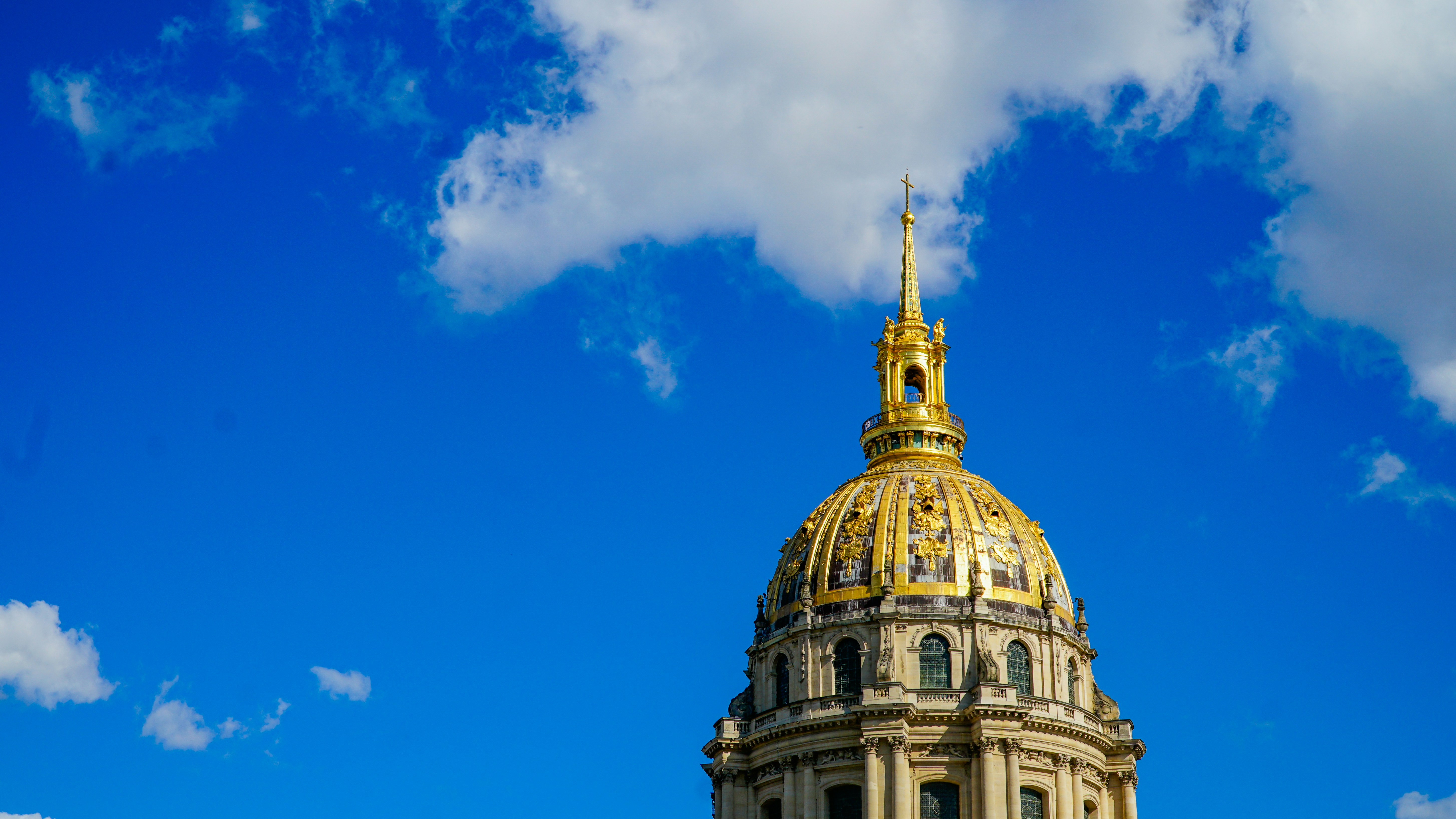 Golden-domed building against a bright blue sky. photo – Free ...