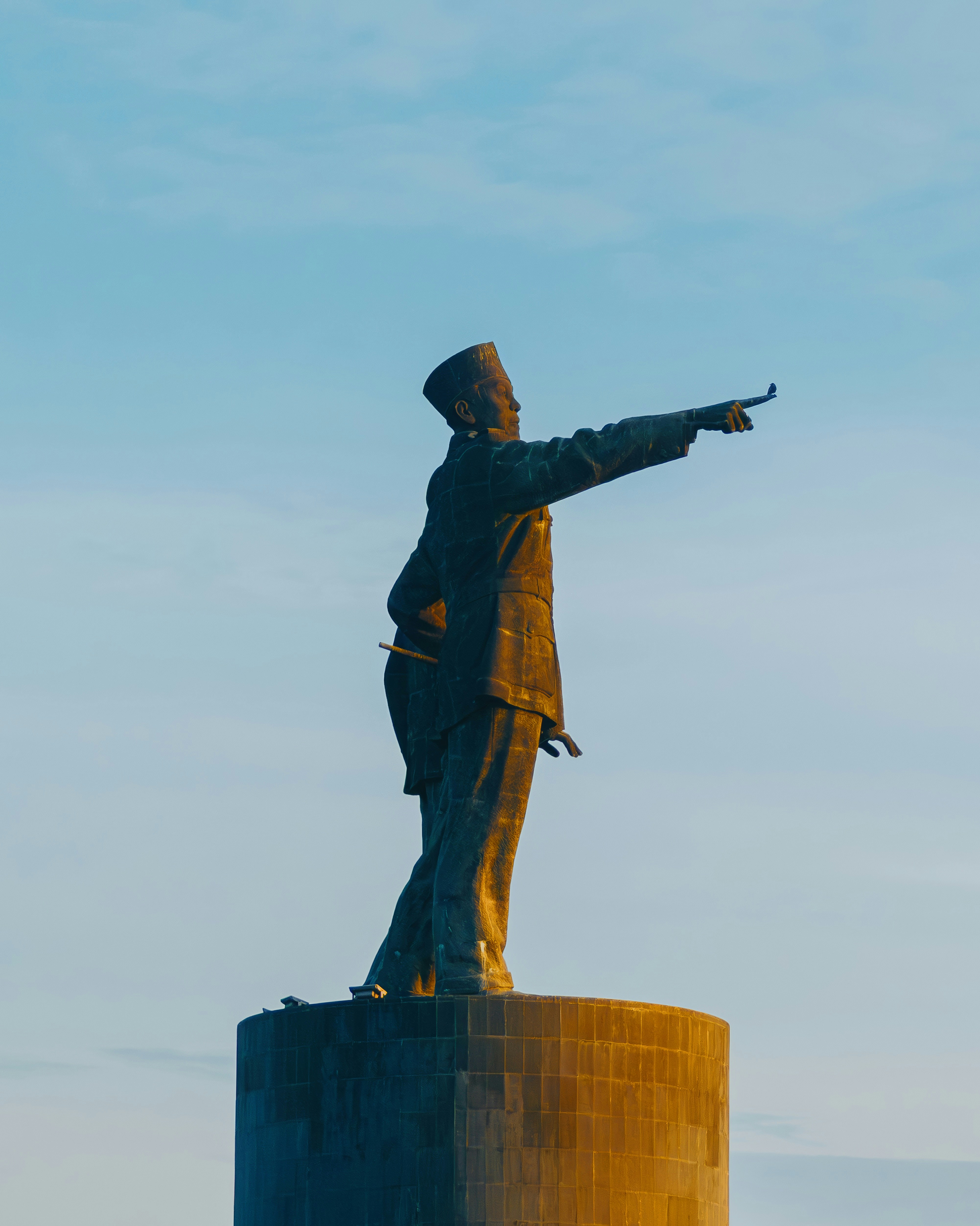Statue of a man pointing towards the distance. photo – Free Art Image ...