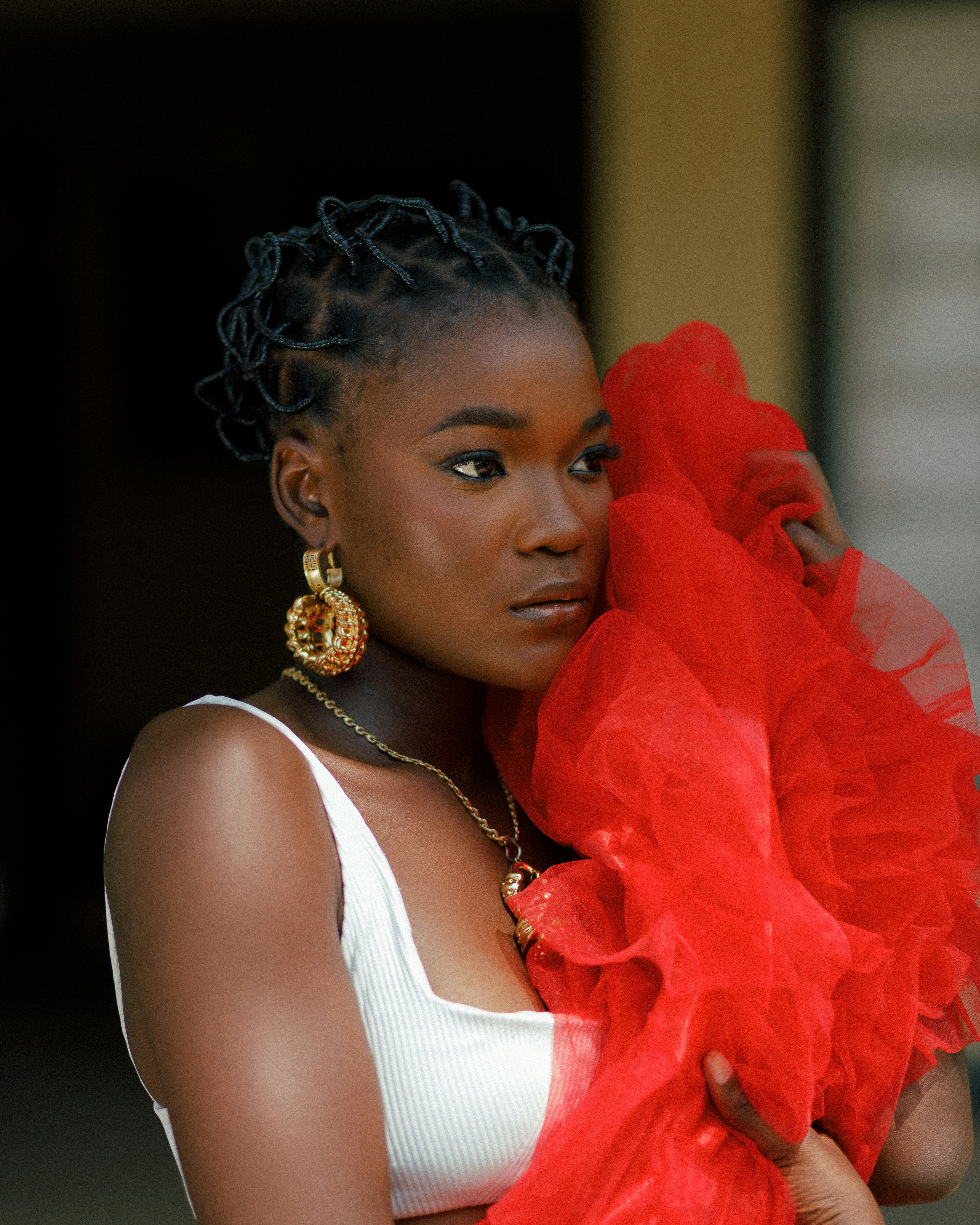 A woman poses with red fabric. photo – Free Woman Image on Unsplash