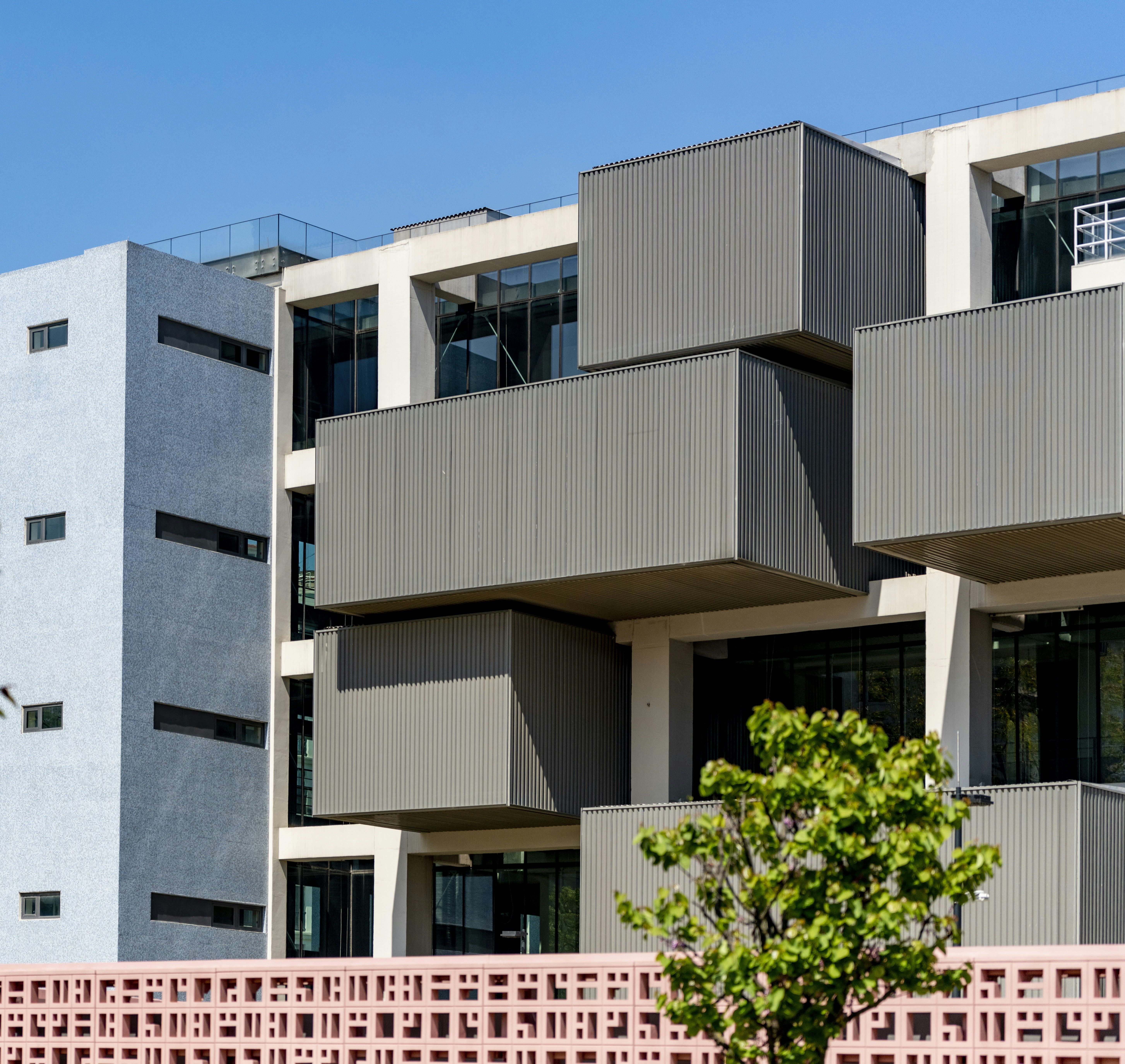 Modern architecture with square and rectangular details. photo – Free ...