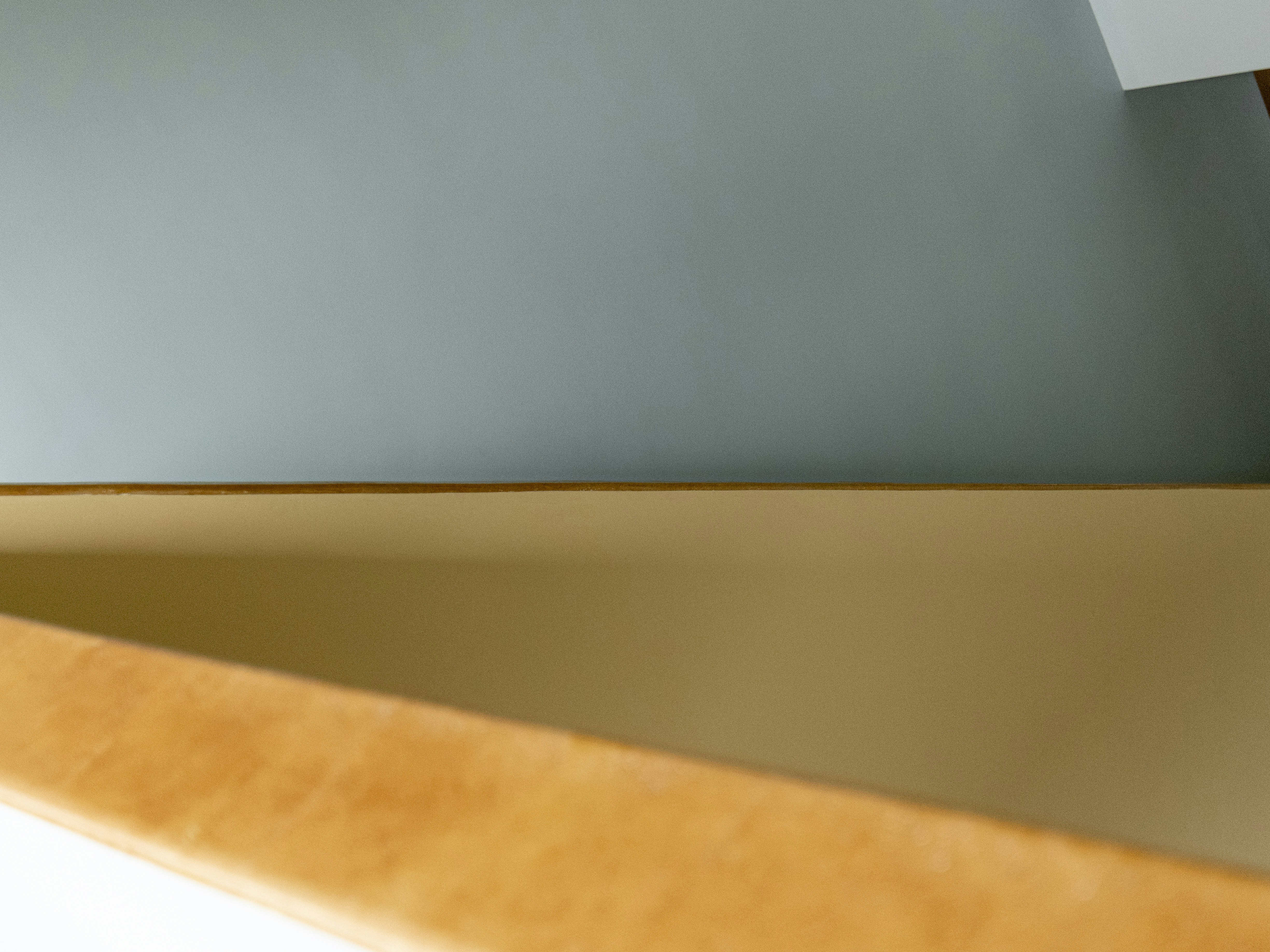 A wall and wooden ledge form an interesting perspective. photo – Free House Image on Unsplash