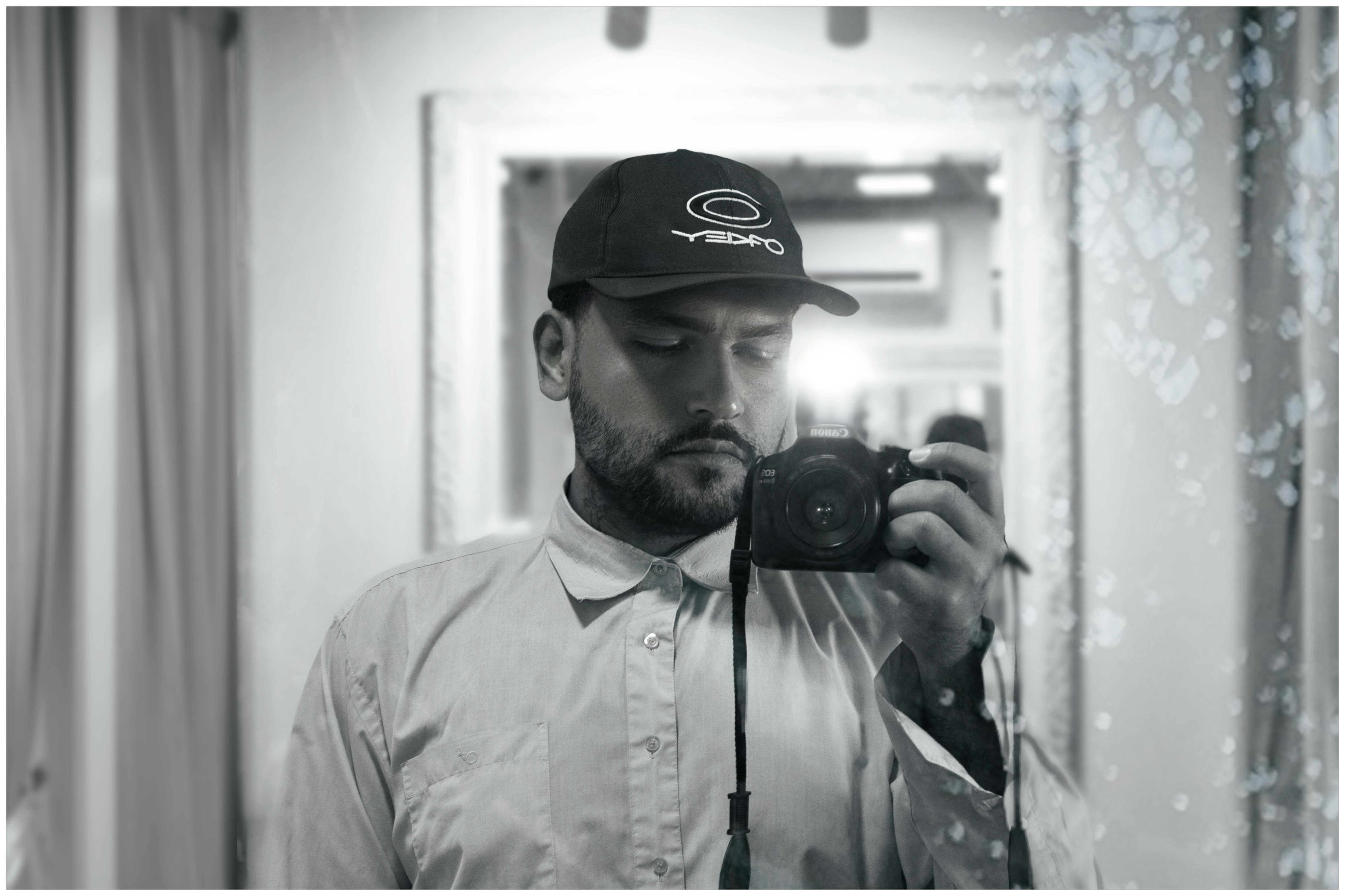Man takes a mirror selfie with his camera. photo – Free Portrait Image ...