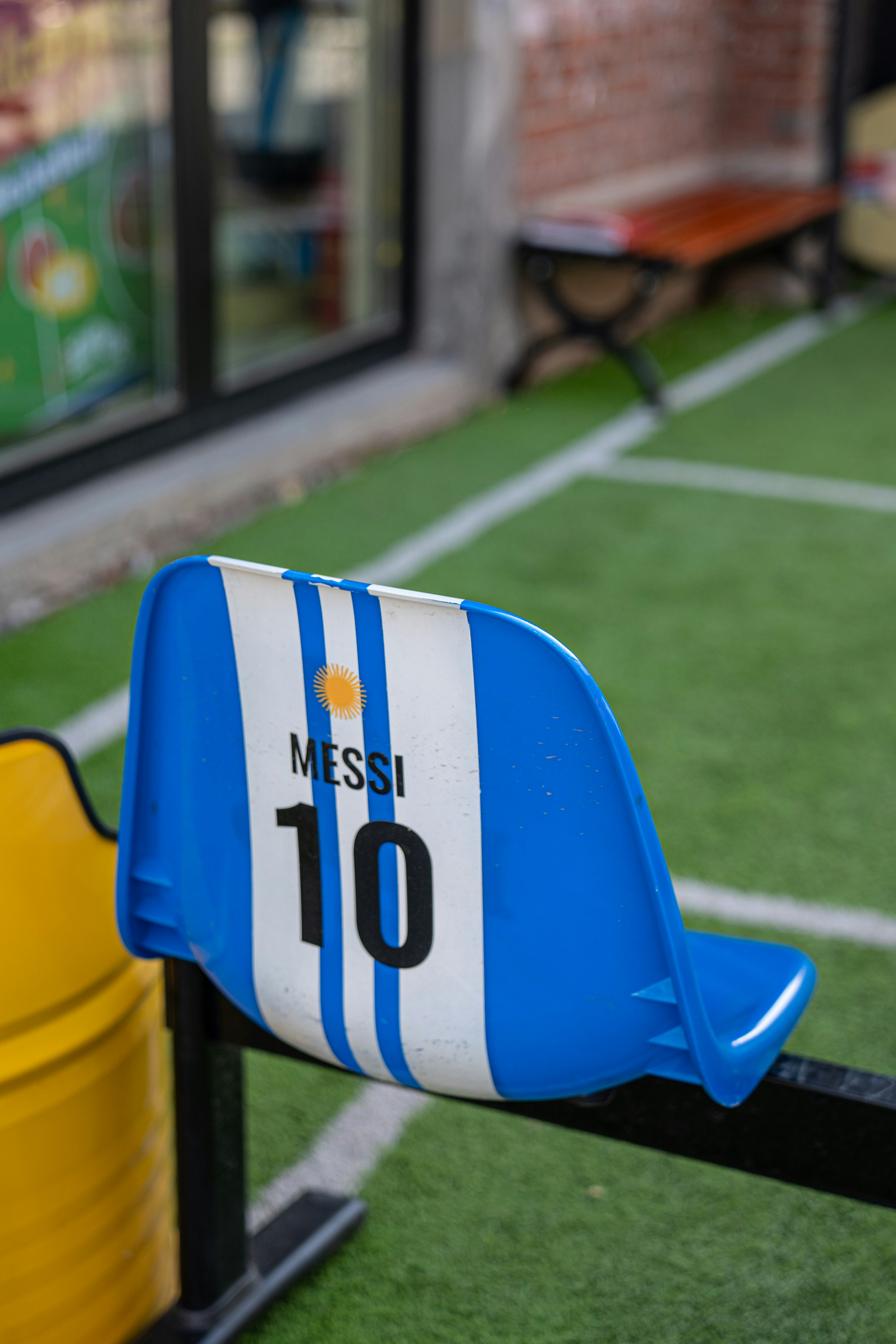 A chair with messi's jersey design. photo – Free Blue Image on Unsplash