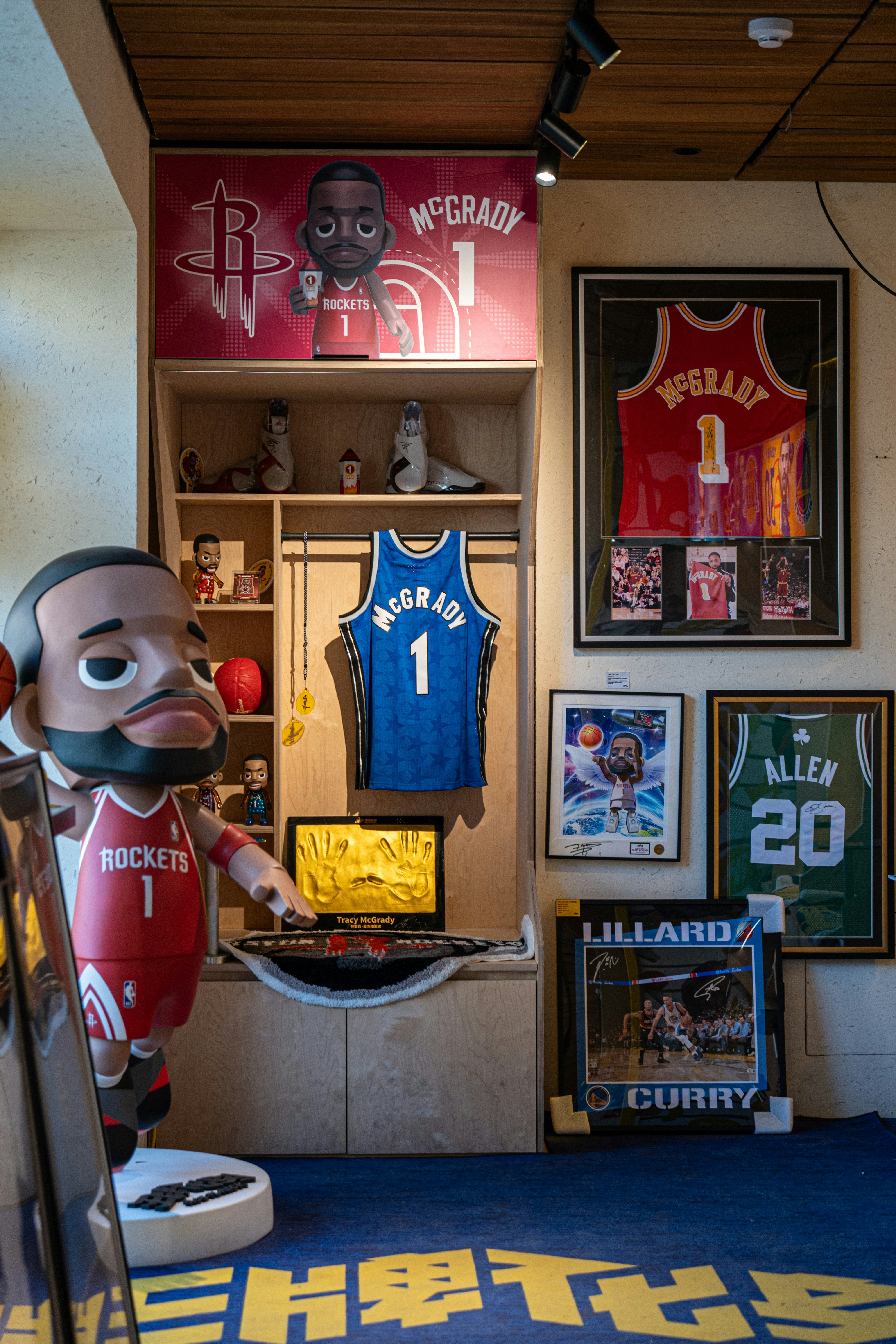 Se exhiben recuerdos de baloncesto dedicados a Tracy McGrady. foto ...