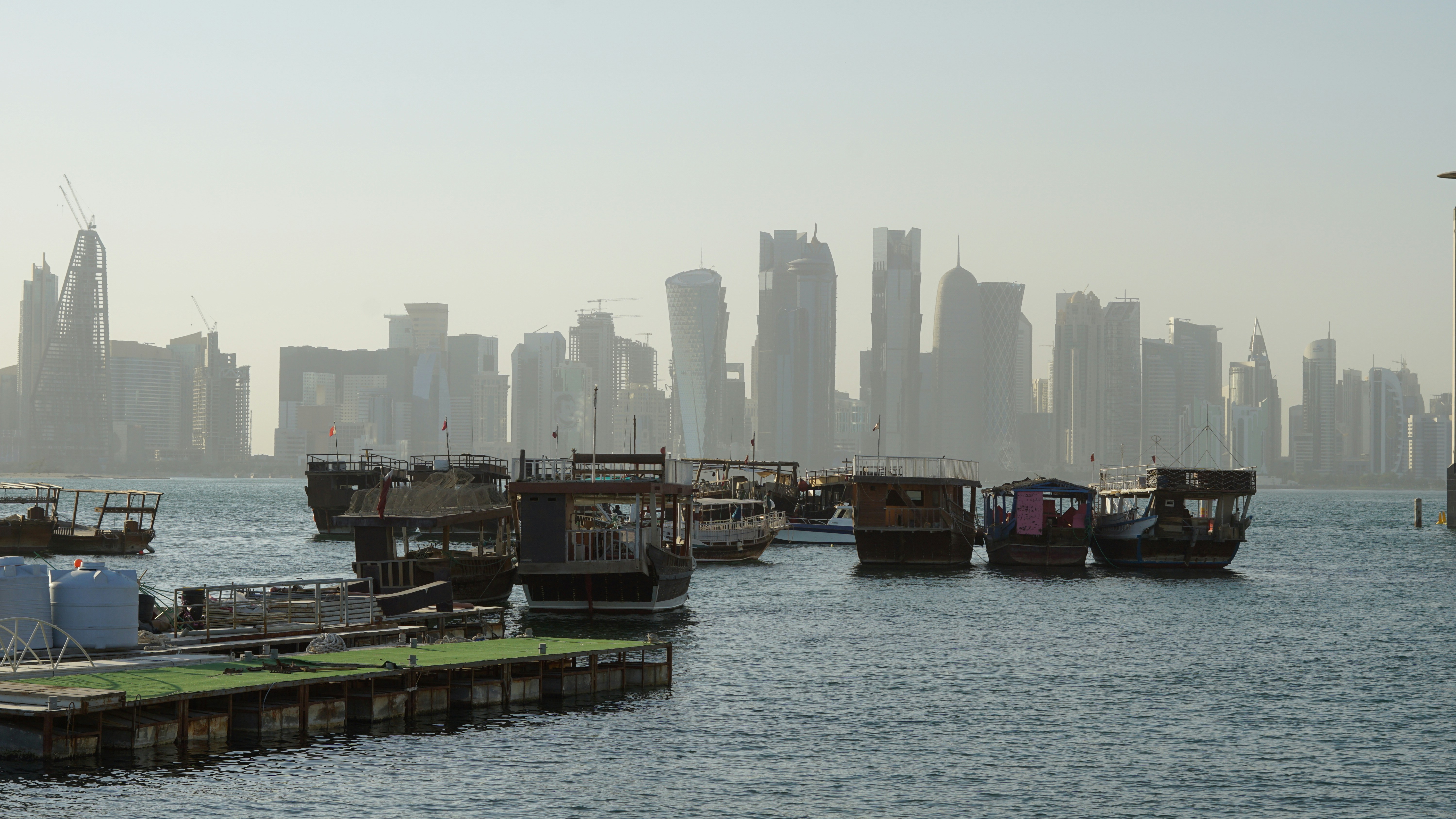 Boats float in front of a city skyline. photo – Free City Image on Unsplash