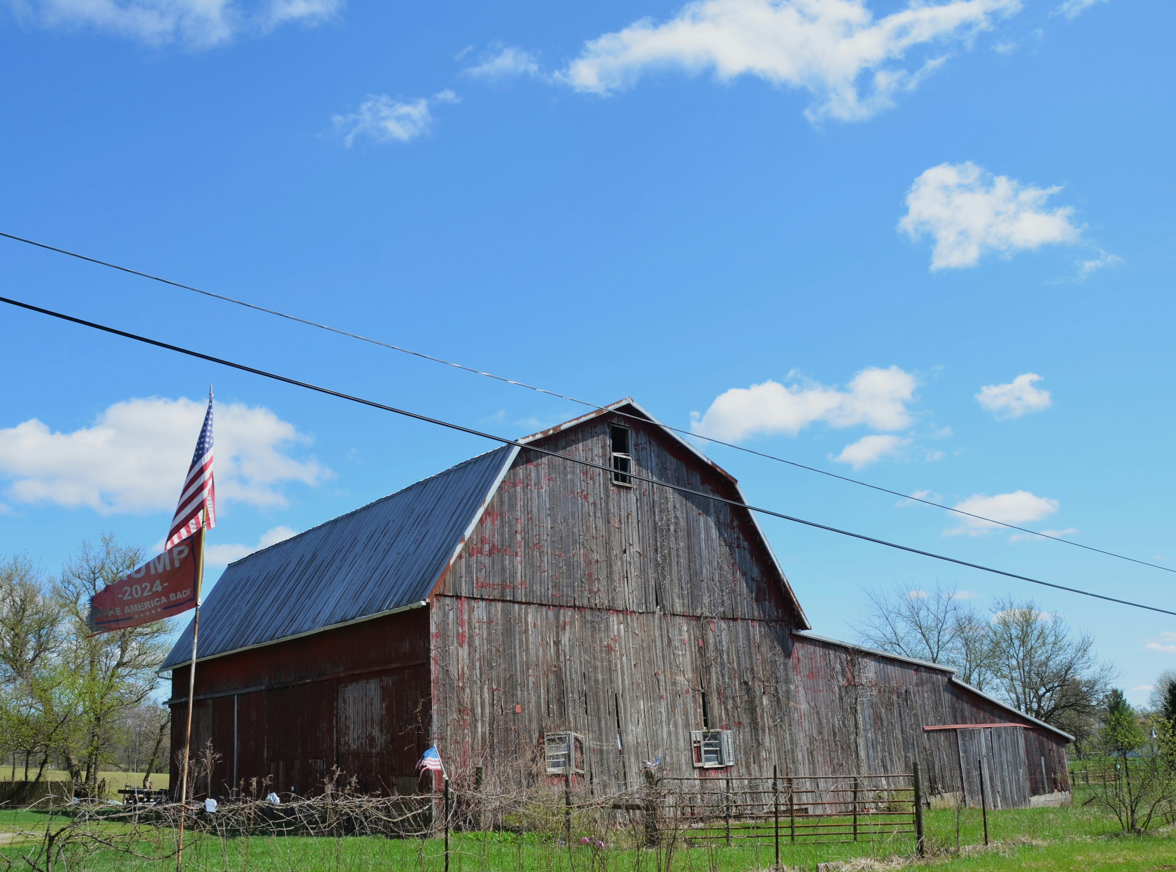 Rustic barn stands proudly under a bright blue sky. photo – Free ...