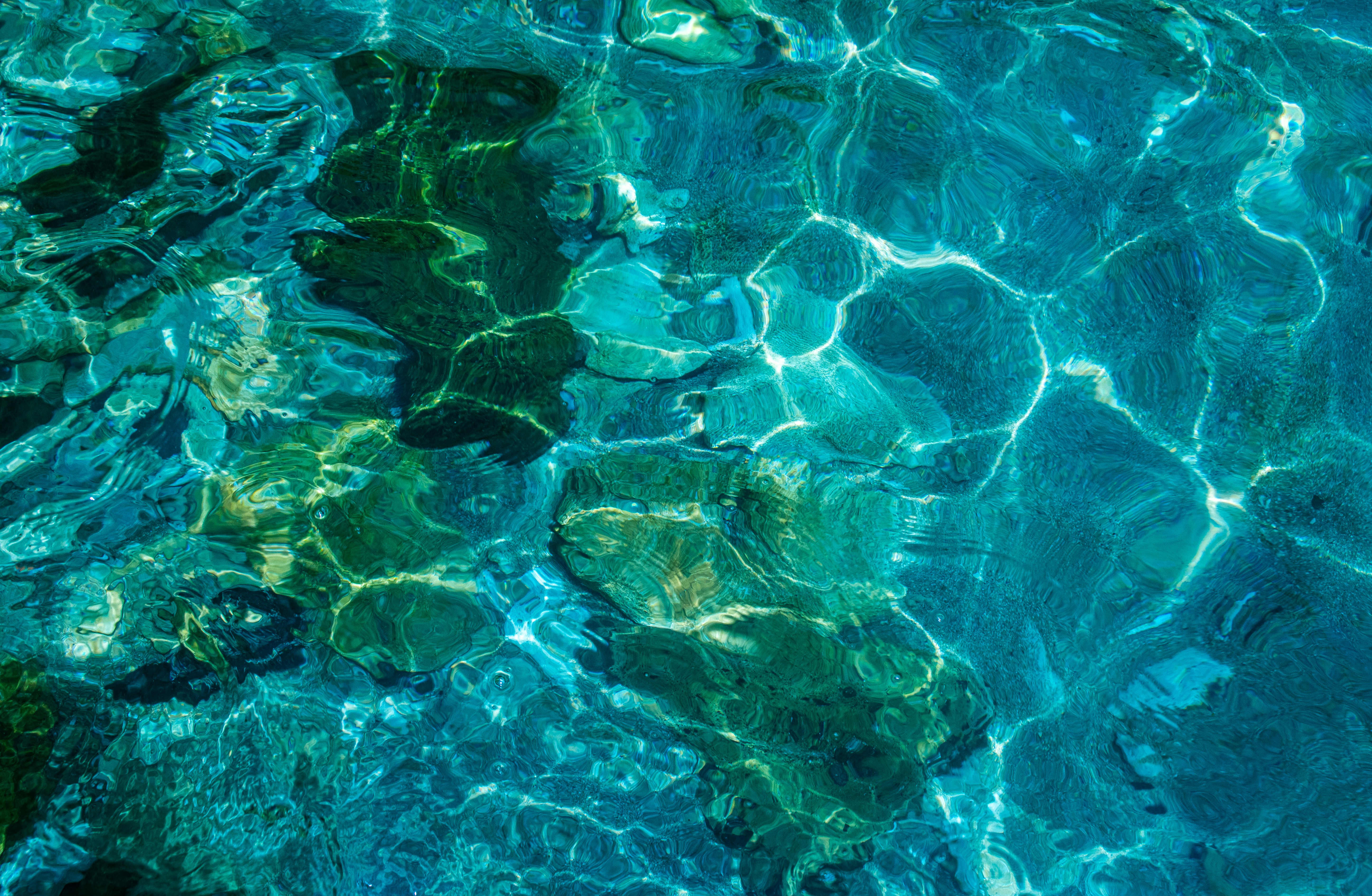 Hermosa agua turquesa refleja la luz del sol. foto – Imagen de Papel ...