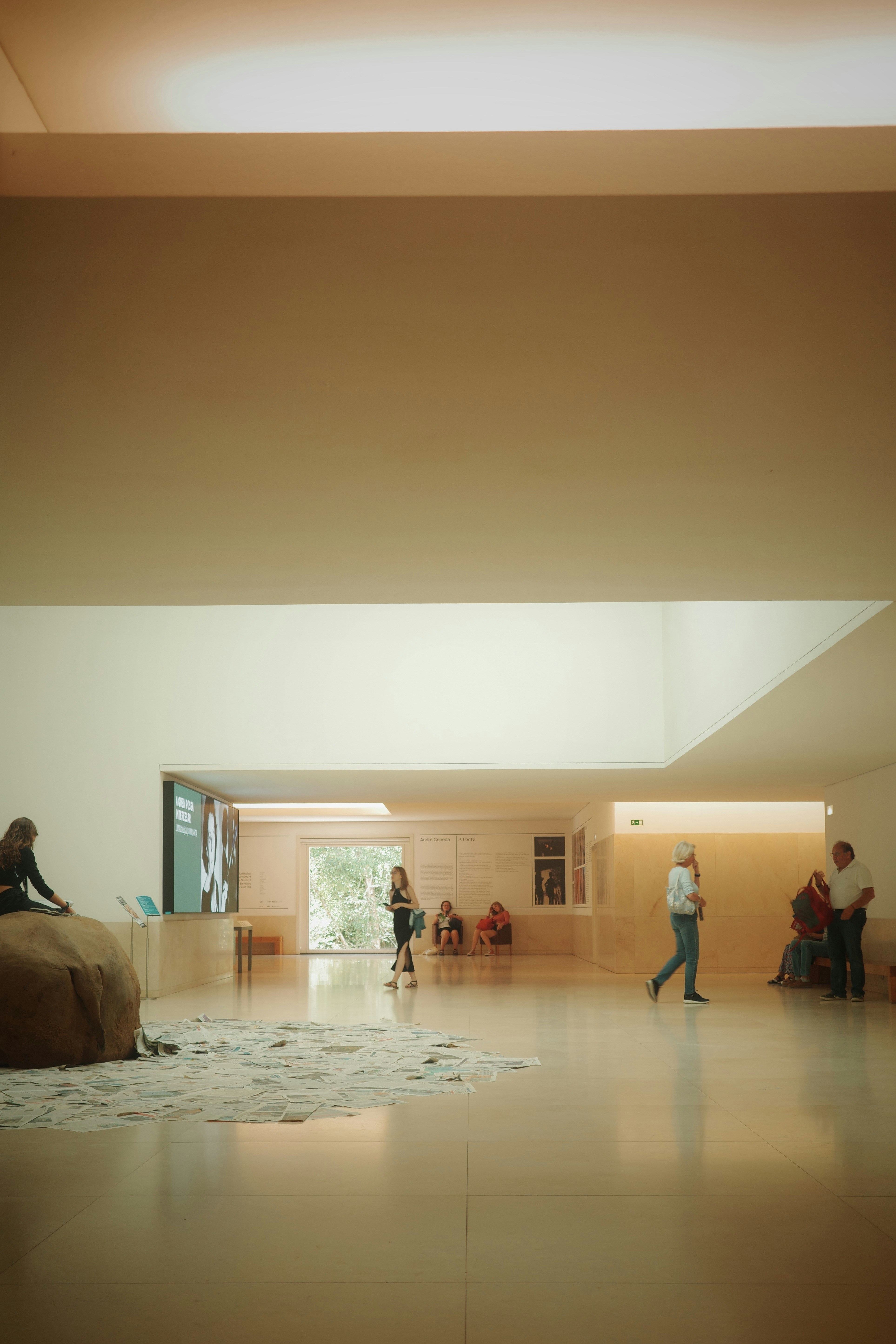 People wander through a bright, open museum space. photo – Free Human Image on Unsplash