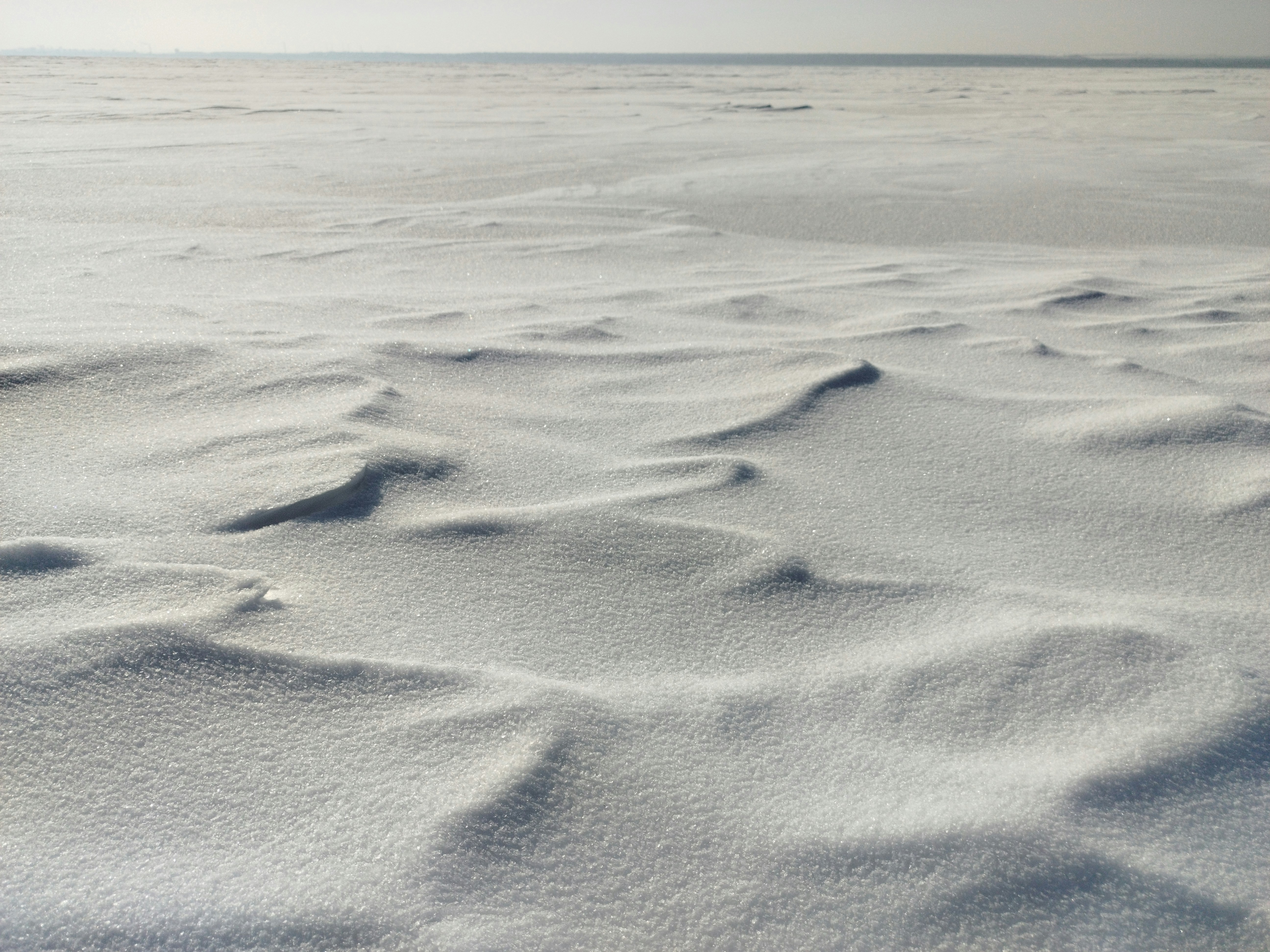 A vast, snow-covered landscape stretches to the horizon. photo – Free ...