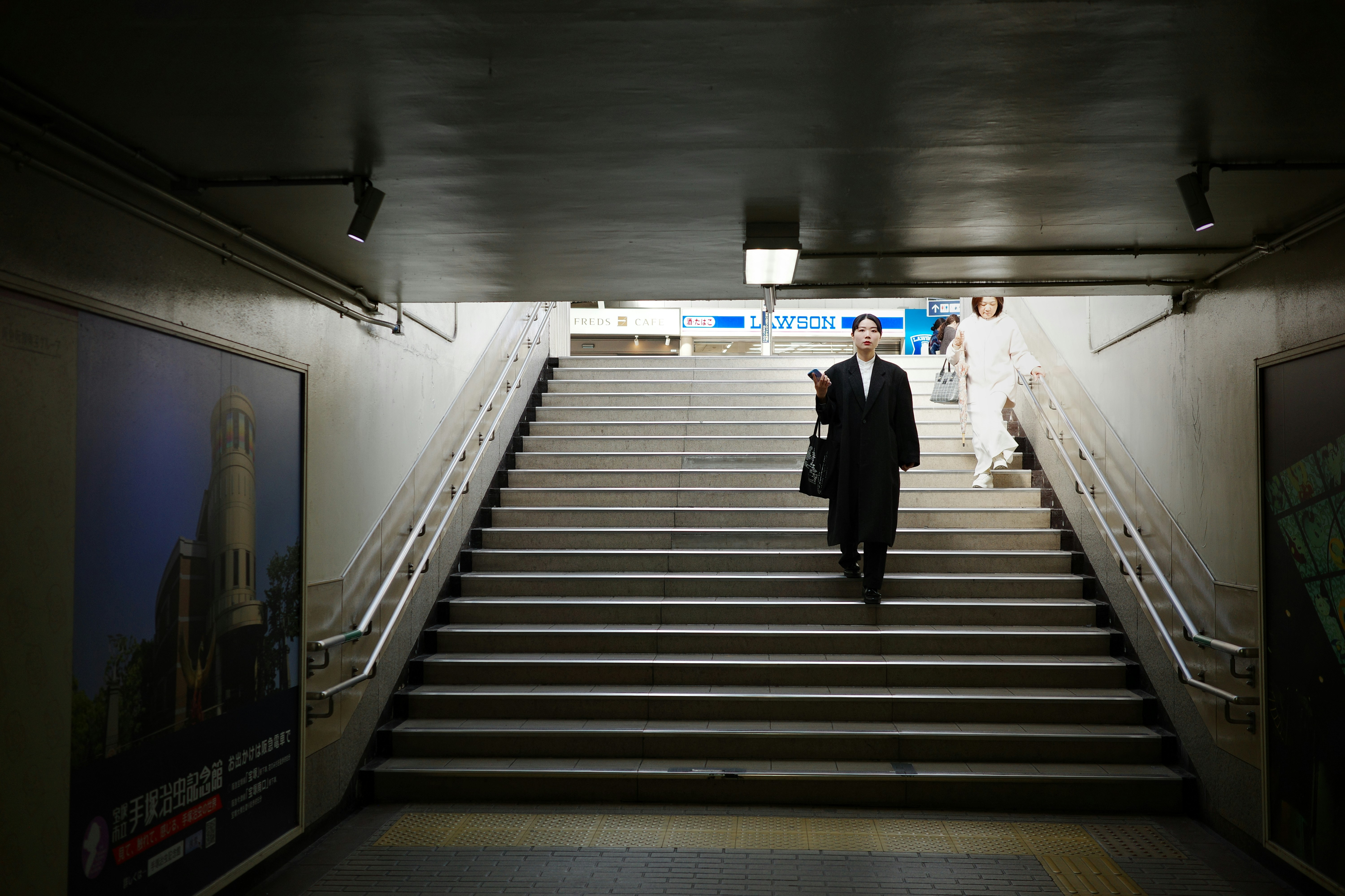 Una persona baja las escaleras hacia un metro oscuro. foto – Imagen de ...