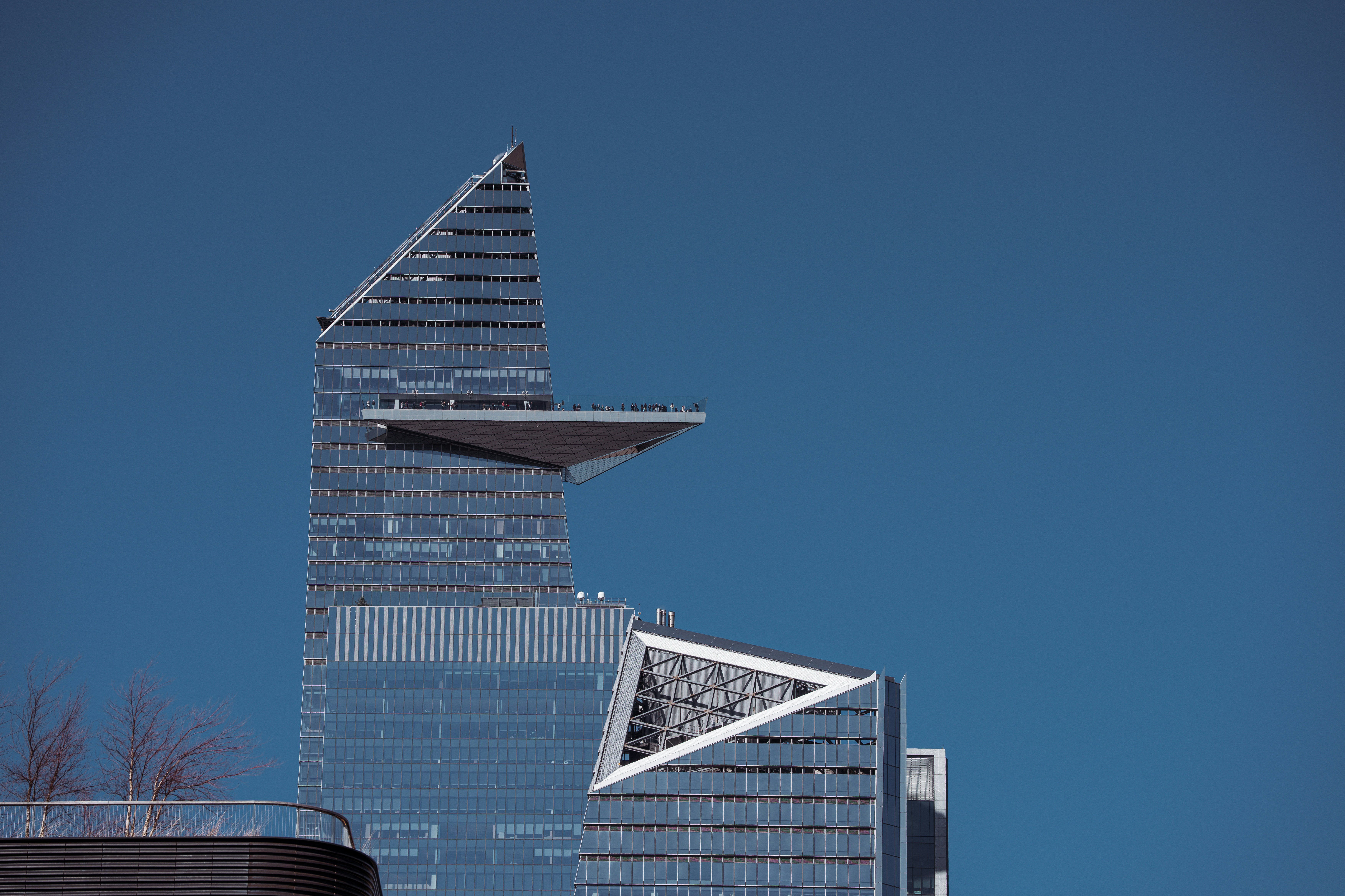 The edge observation deck sits high in the sky. photo – Free City Image ...