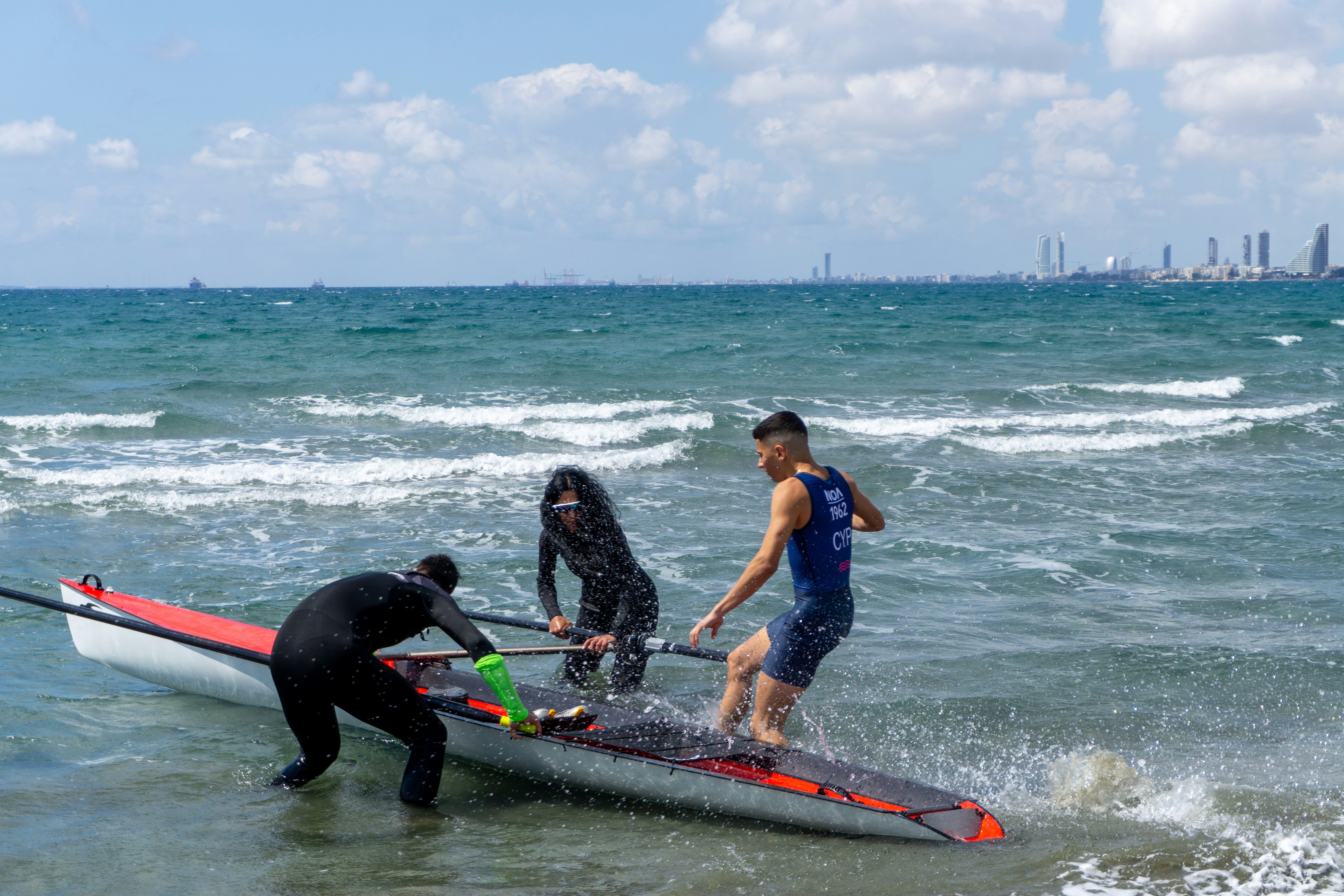 Menschen, die ein Boot ins Meer schieben. Foto – Kostenloses Bild zum ...