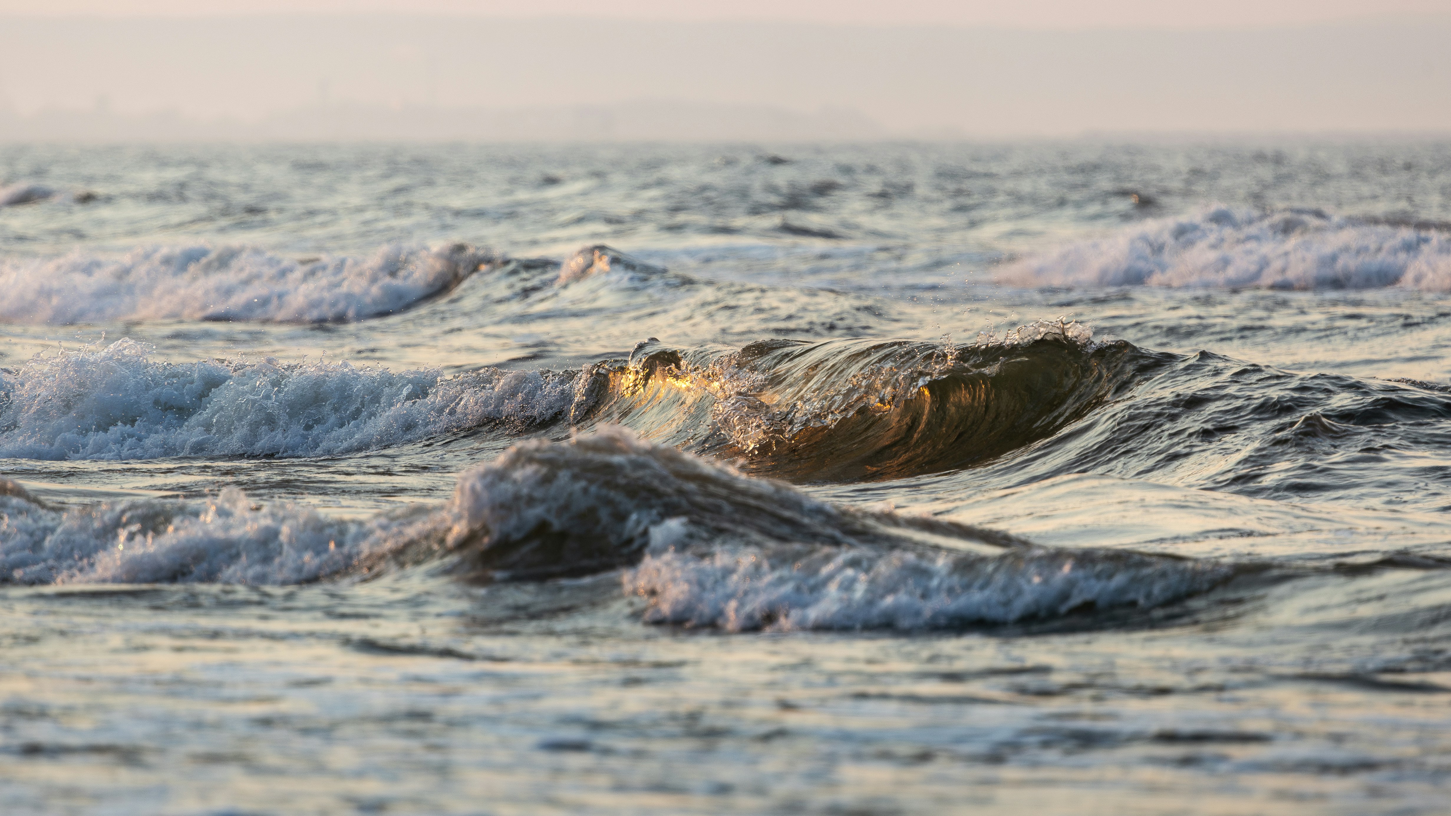 Gentle waves roll across the ocean. photo – Free Sea Image on Unsplash