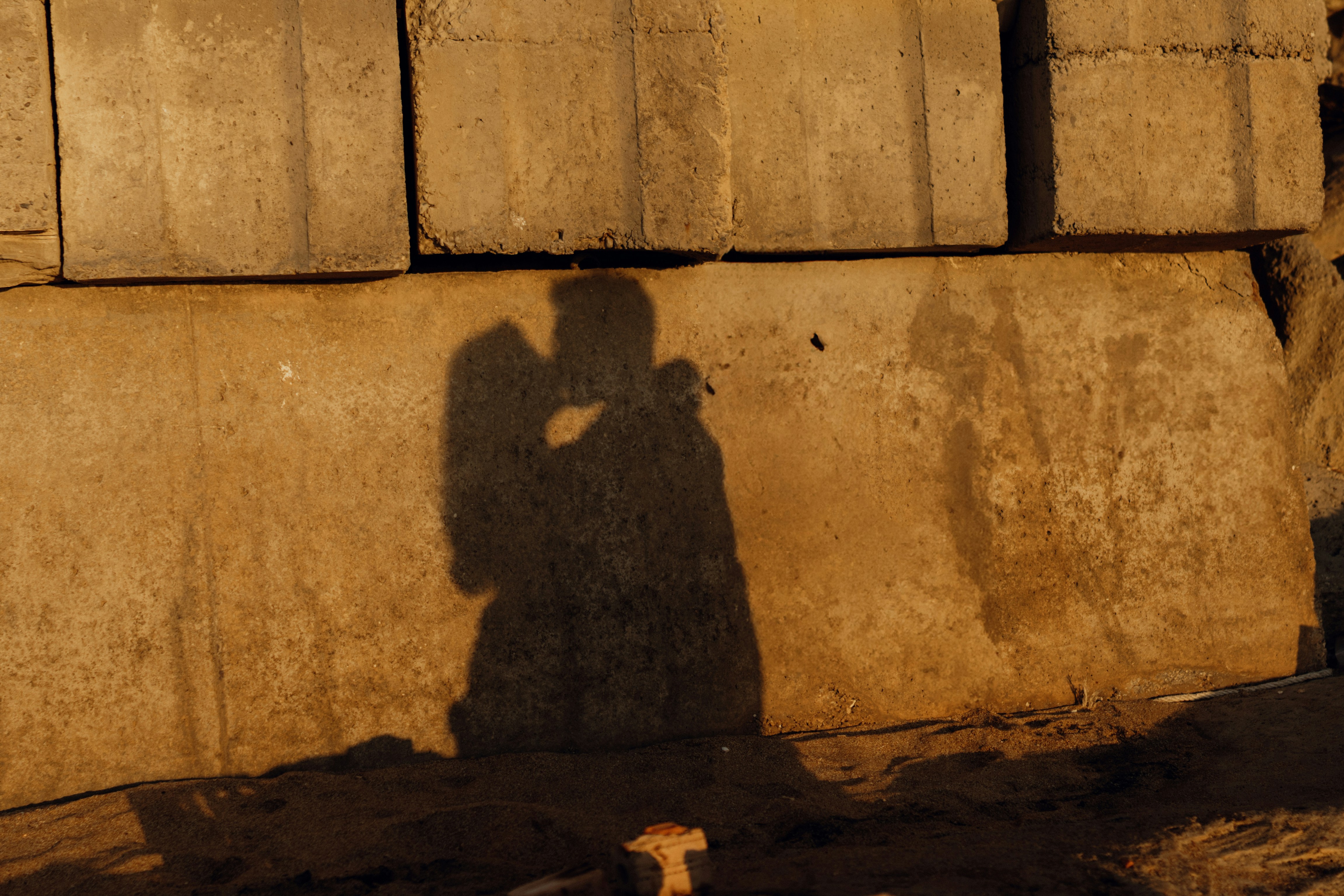 Two people's shadow kisses on a wall. photo – Free Woman Image on Unsplash