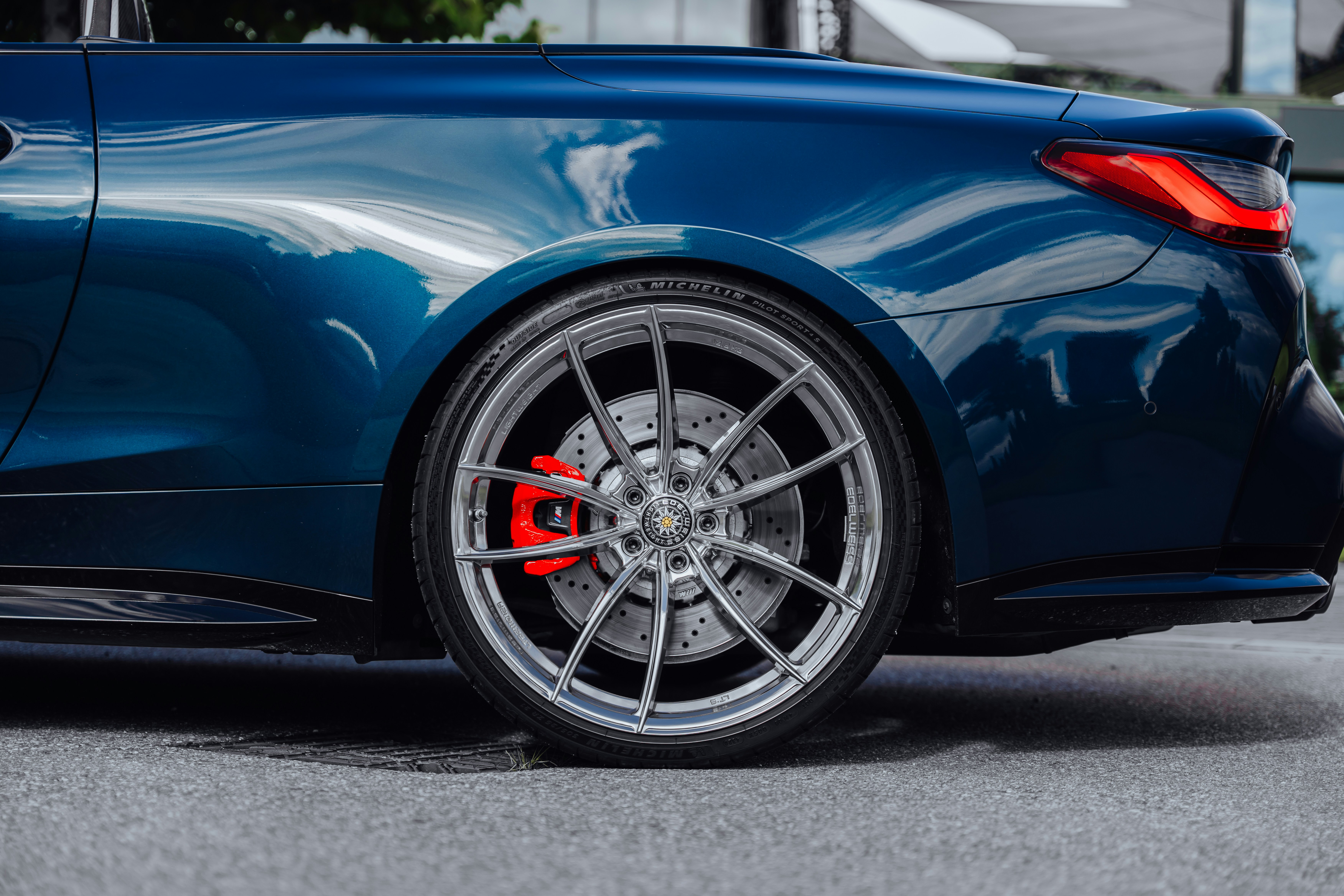 Das Hinterrad eines sportlichen Autos mit roter Bremse. Foto ...