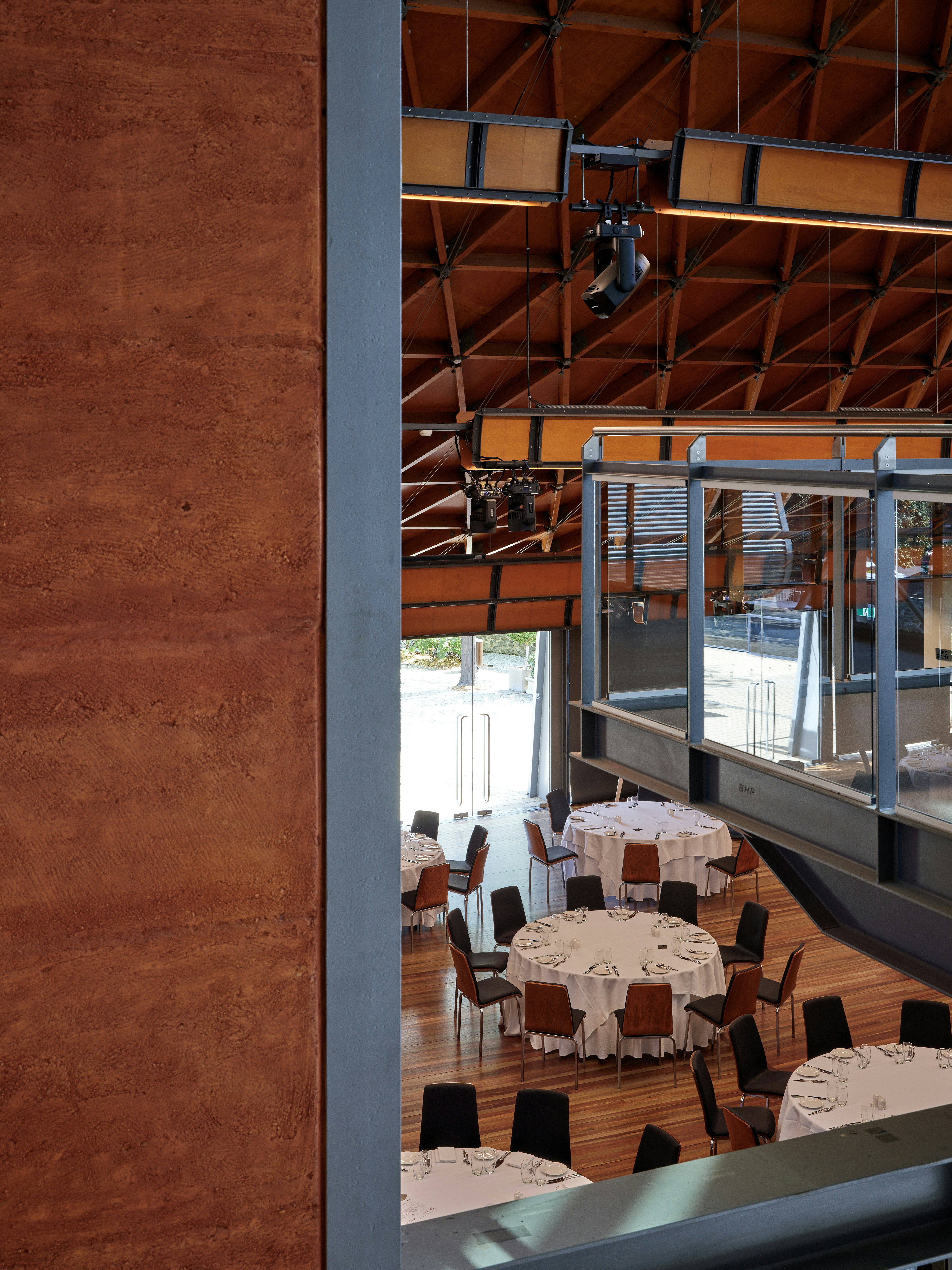 Empty tables are set in a modern event space. photo – Free City Image ...