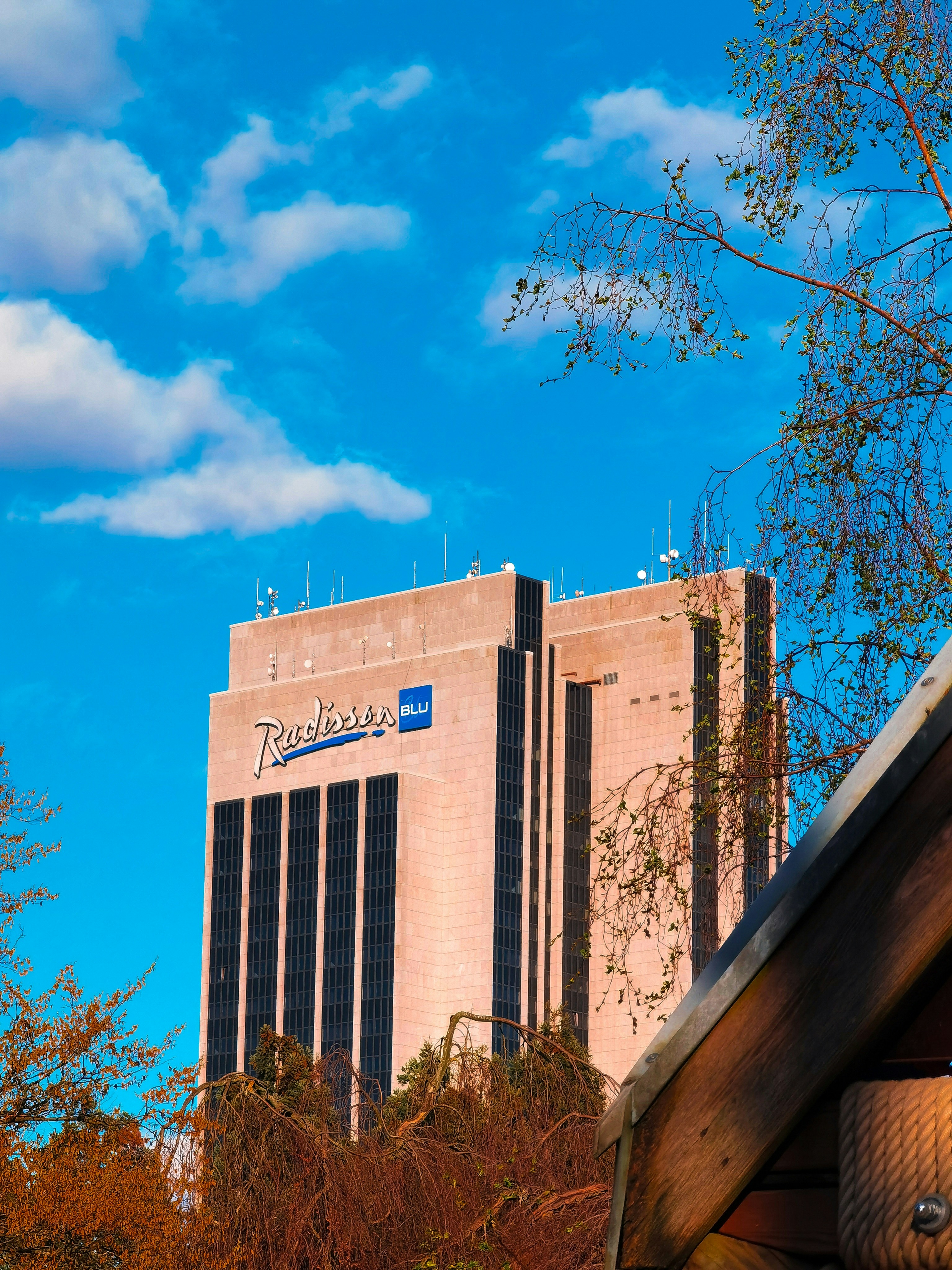A tall radisson hotel under a blue sky. photo – Free City Image on Unsplash