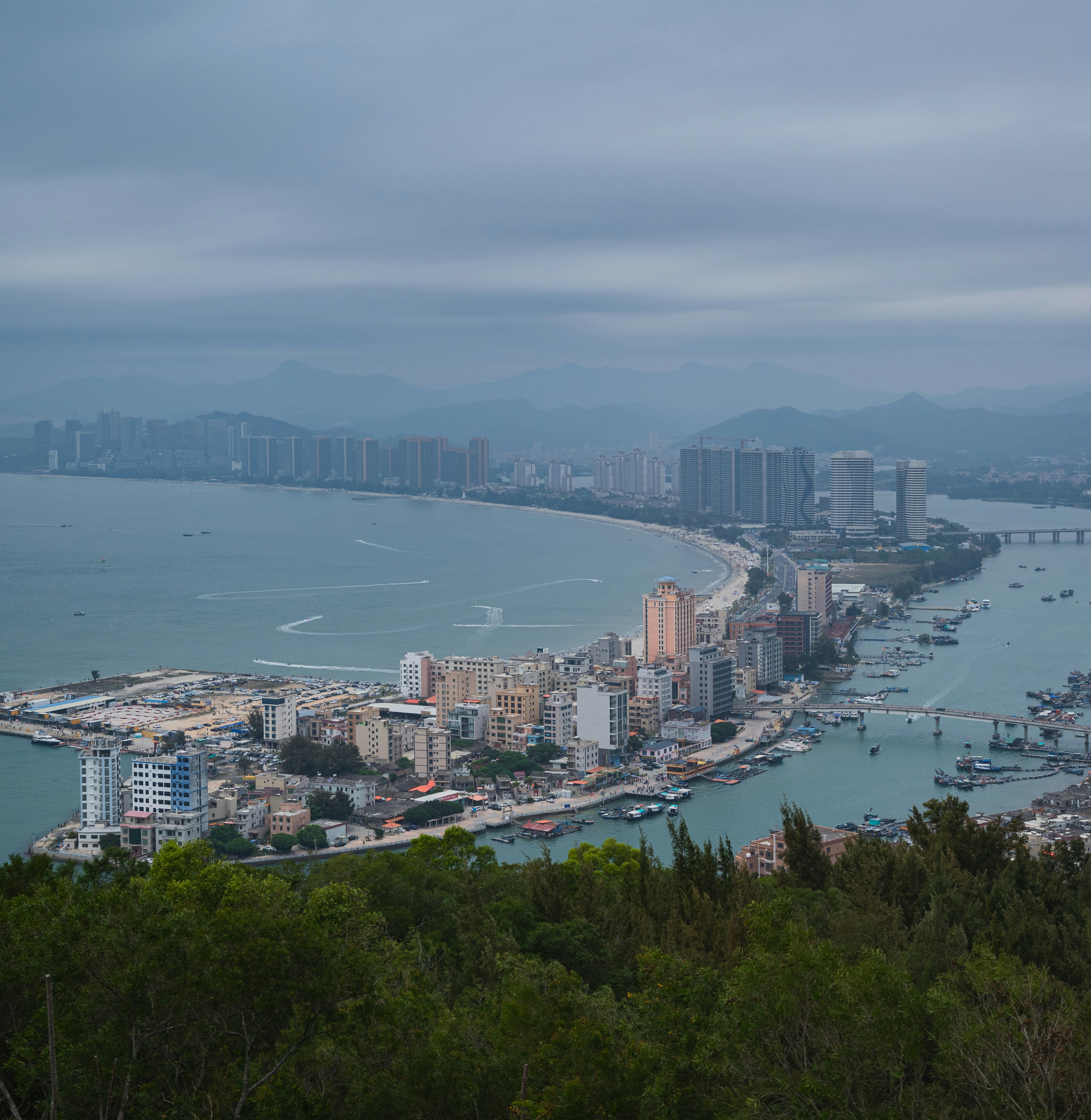 A city overlooking the water and mountains. photo – Free City Image on ...