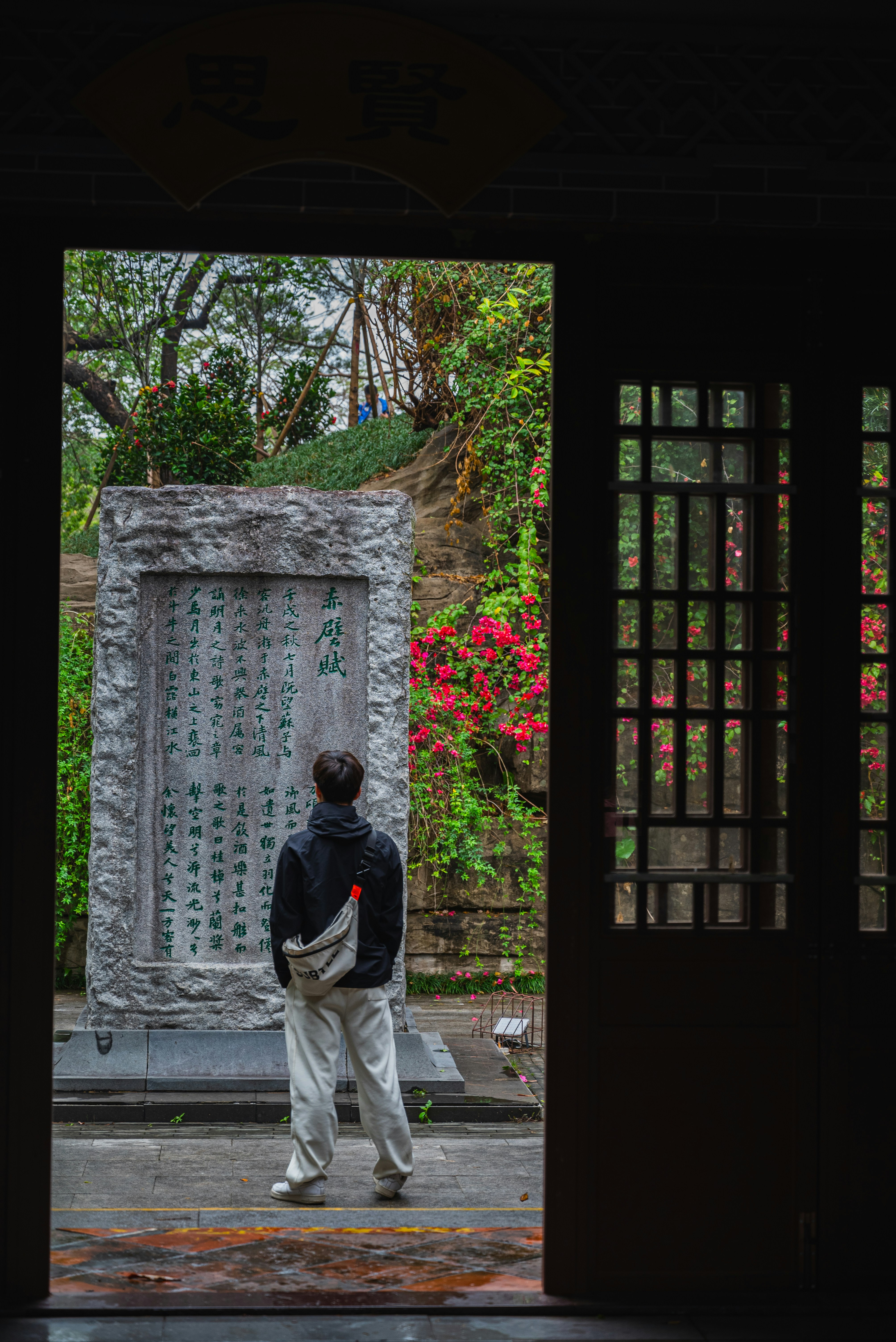 Silent Reflection through a Framed Portal