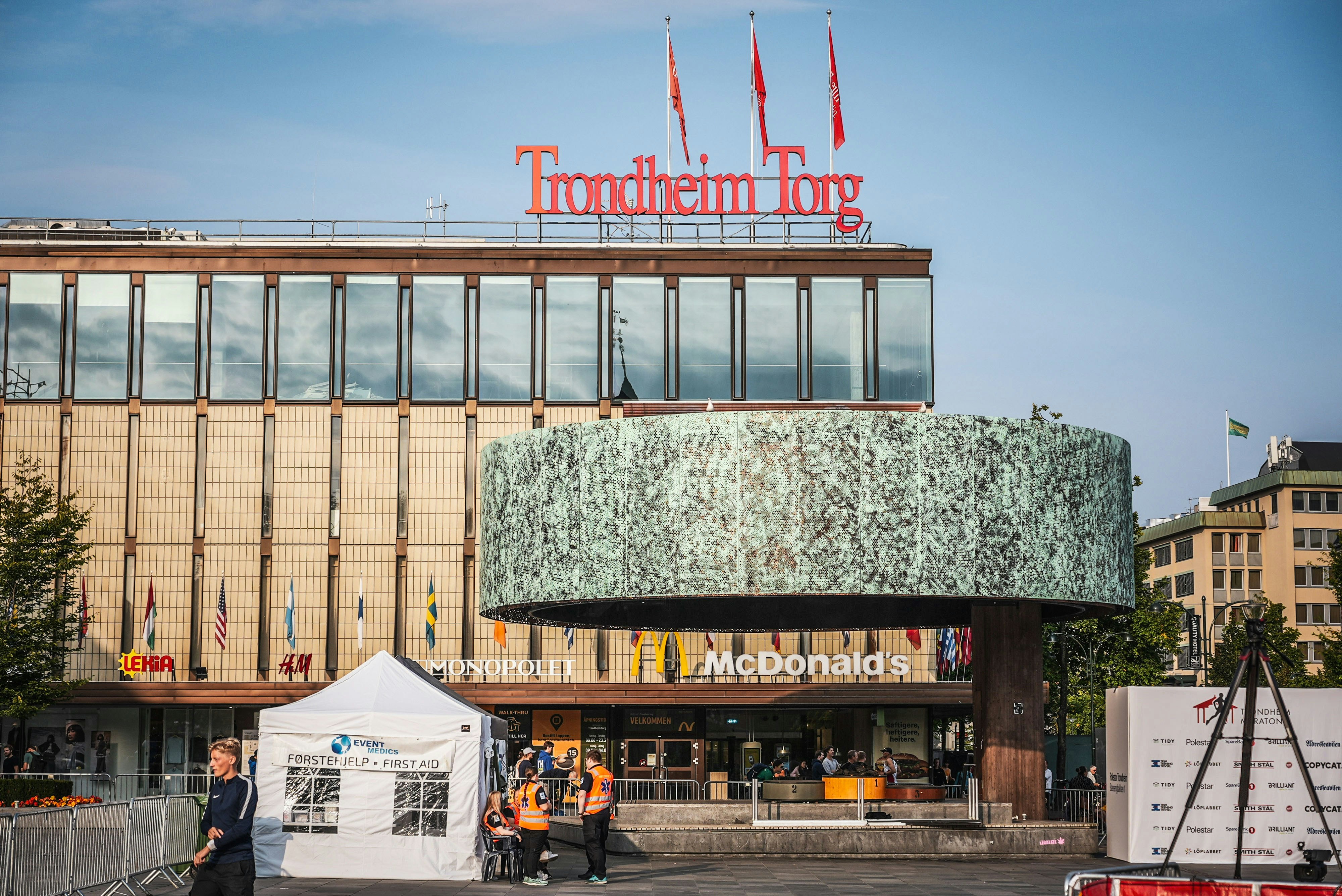 A building with a mcdonald's and flags in trondheim. photo – Free ...