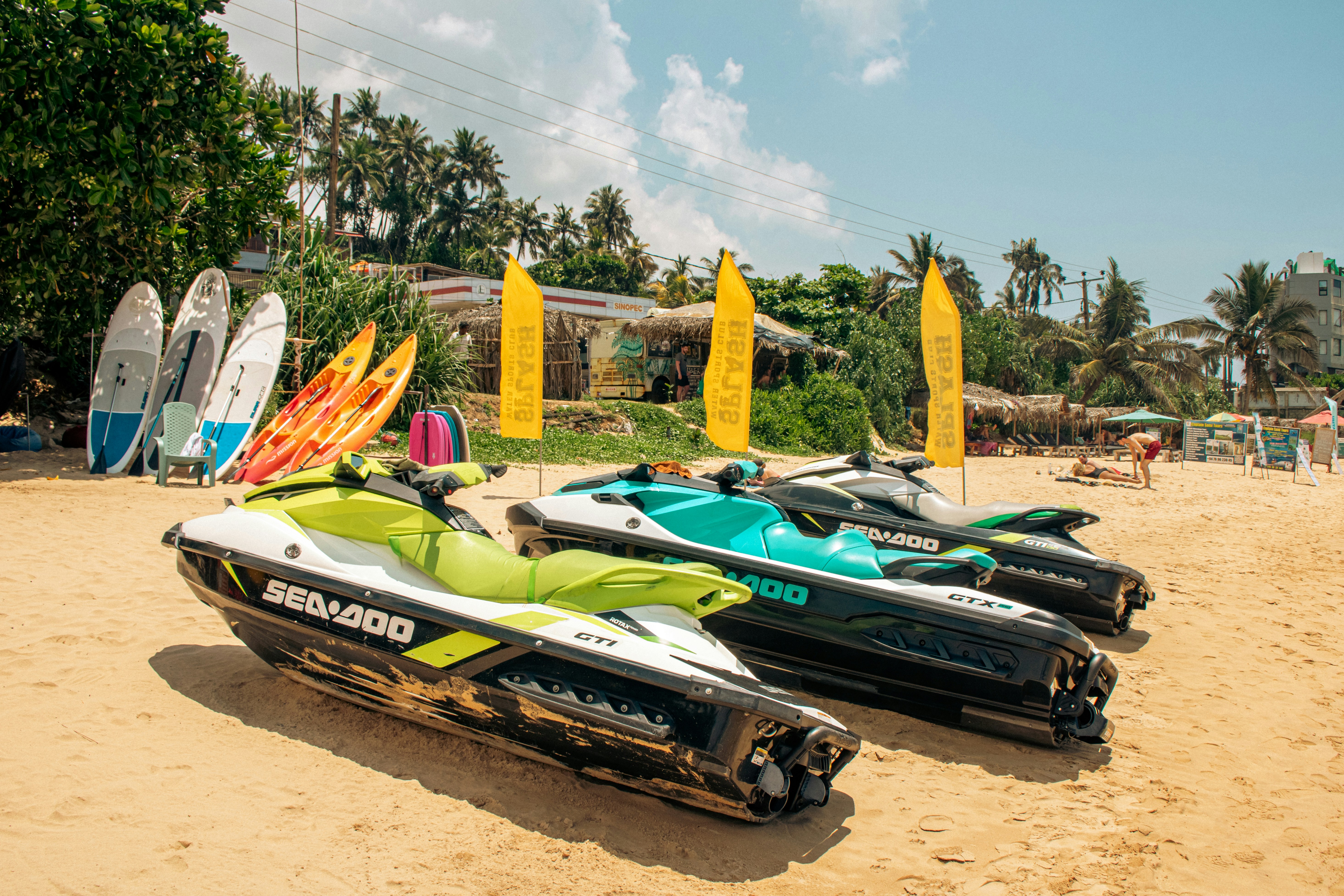 Las motos acuáticas y las tablas de surf están listas en la playa. foto ...