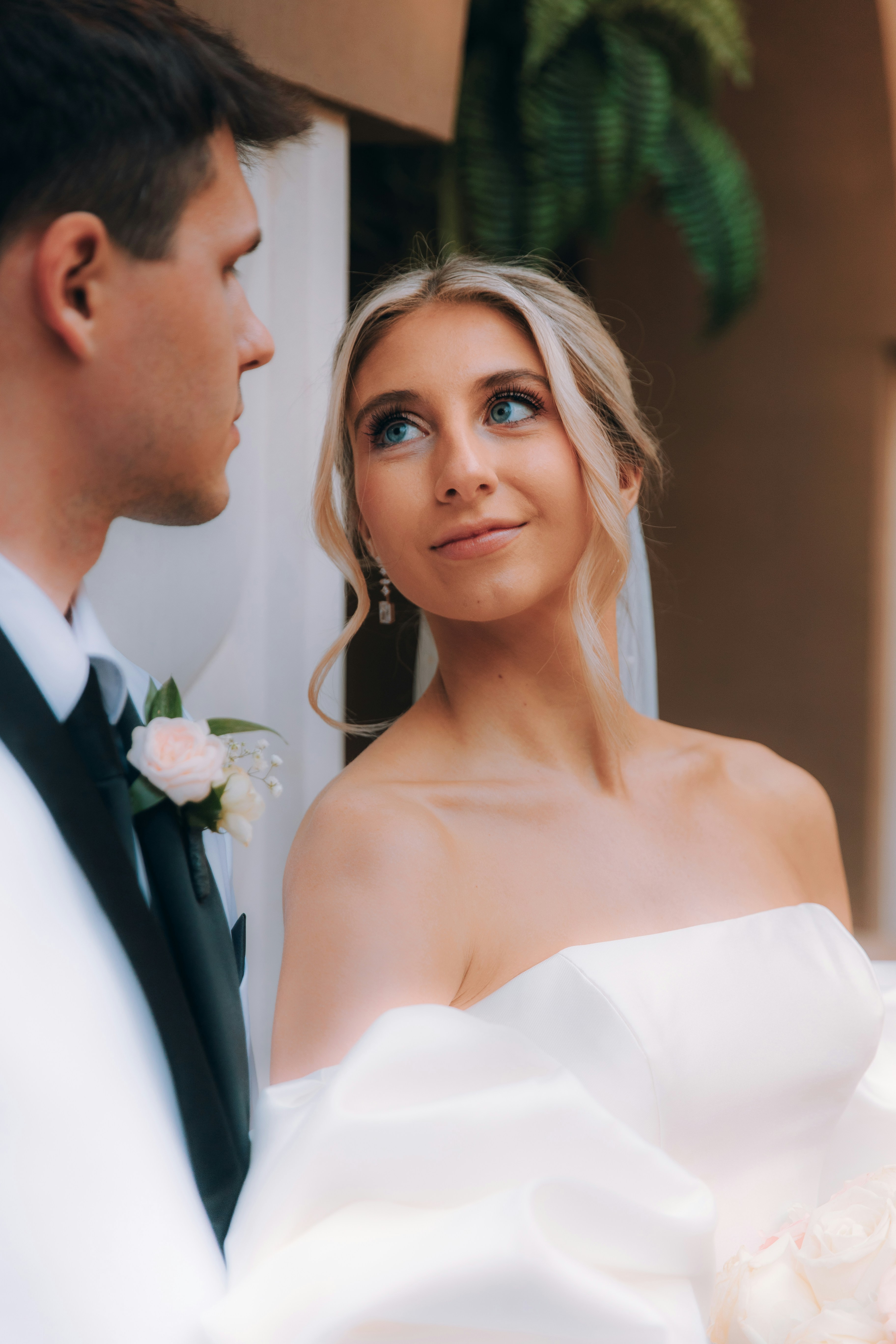 La novia y el novio comparten una mirada amorosa. foto – Imagen de Boda gratuita en Unsplash