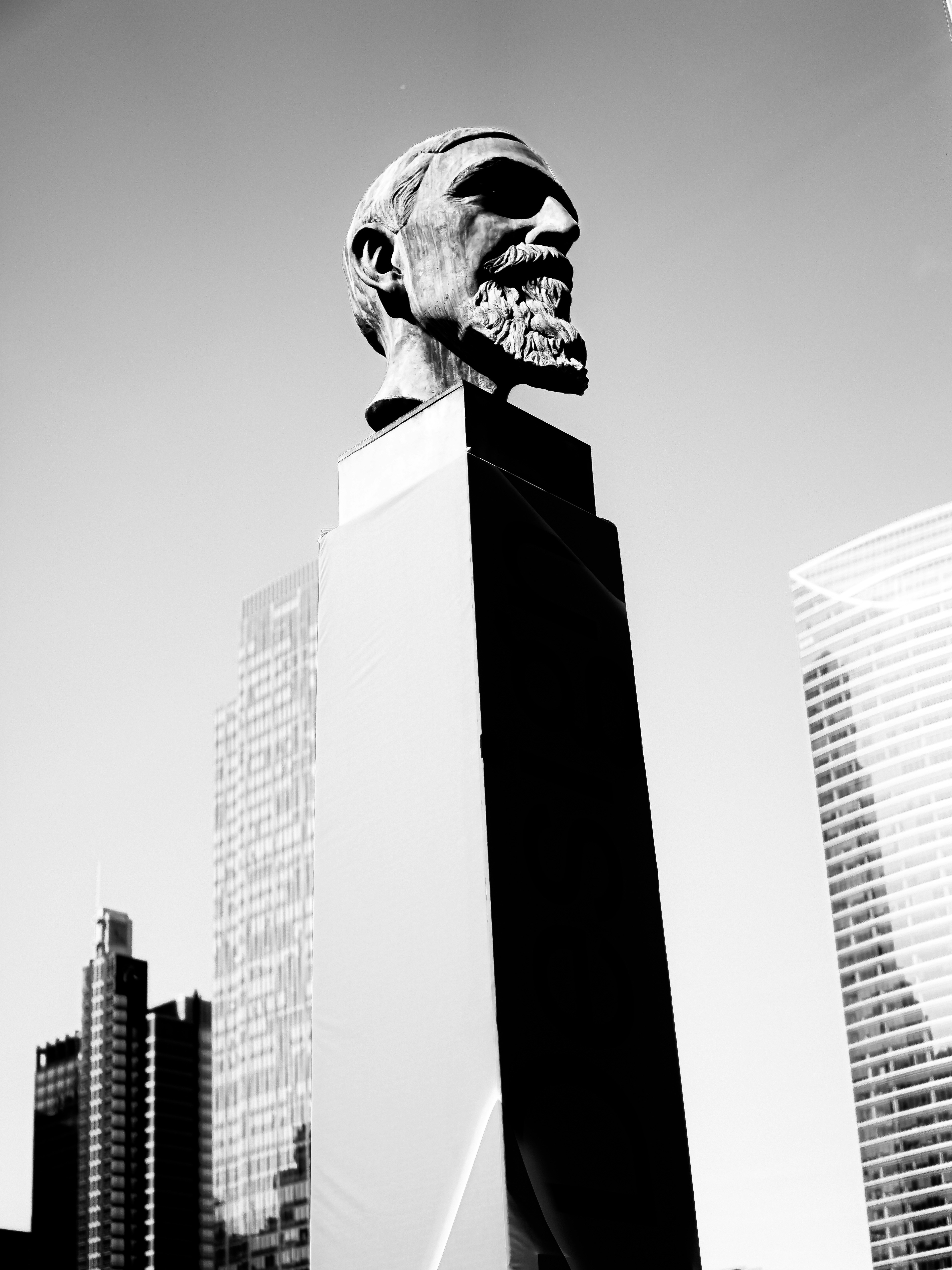 Un buste en bronze perché au sommet d’un bâtiment moderne. photo ...