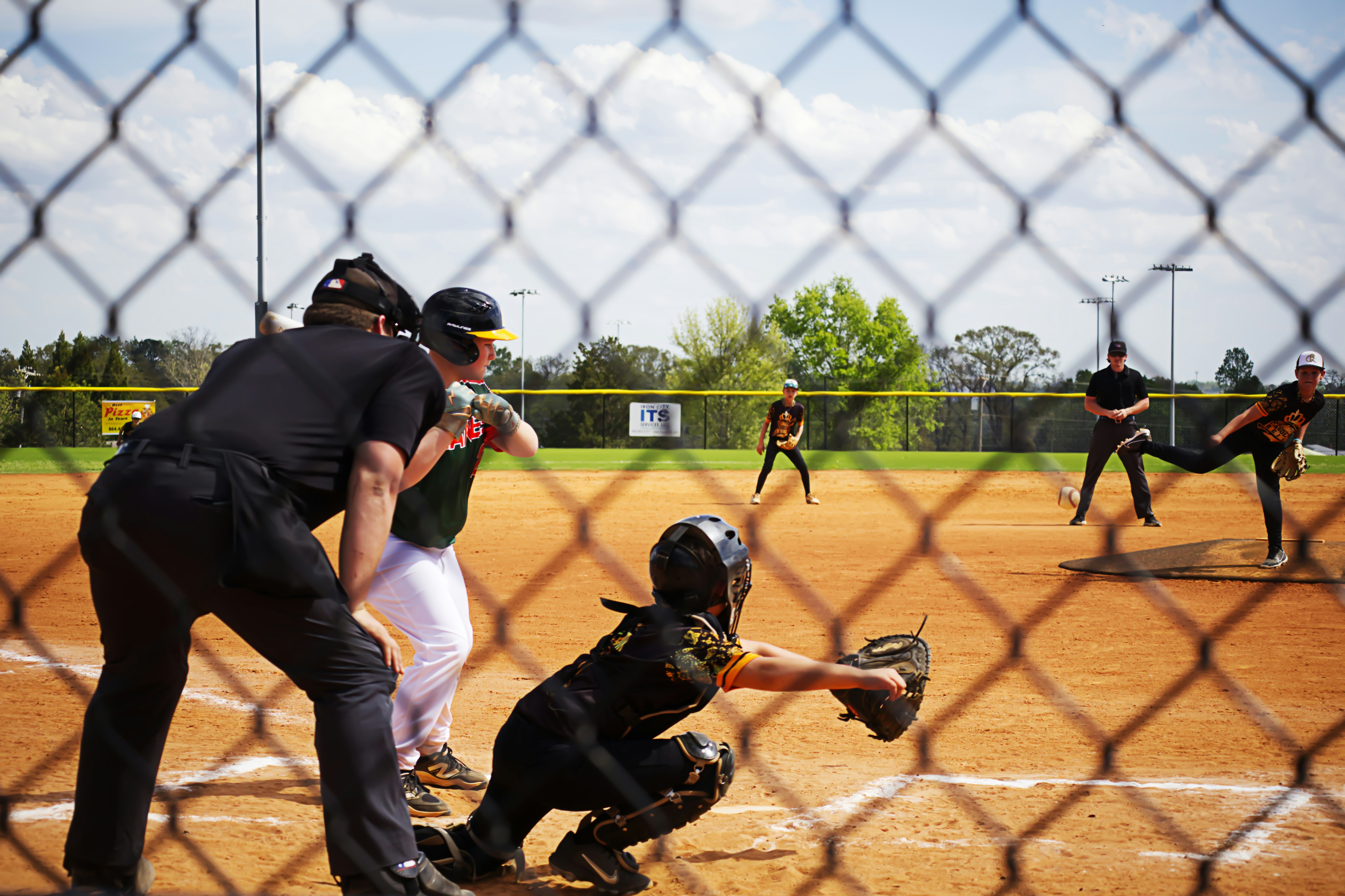 Baseball players compete on a field. photo – Free Man Image on Unsplash