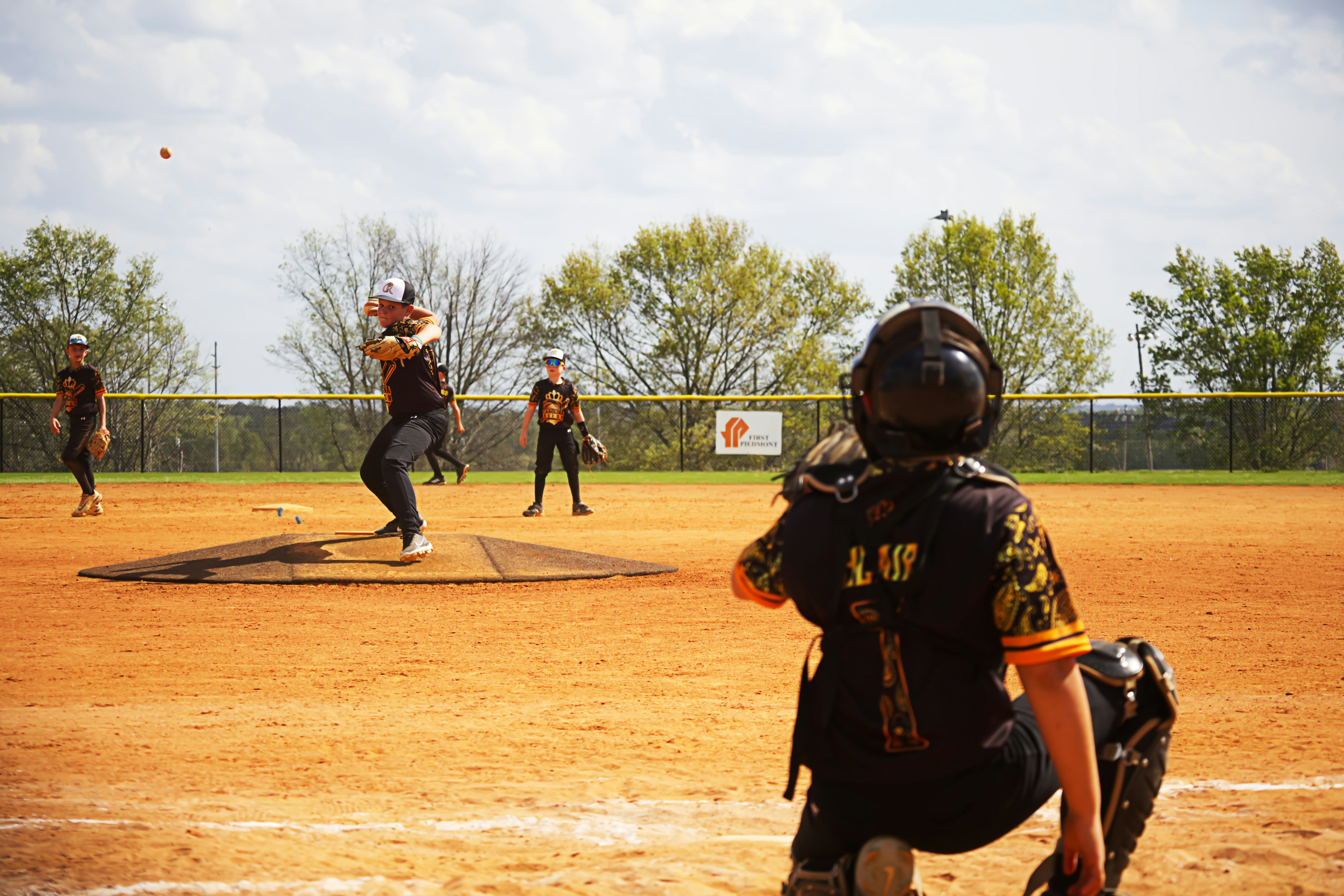 A softball pitcher throws the ball. photo – Free Human Image on Unsplash