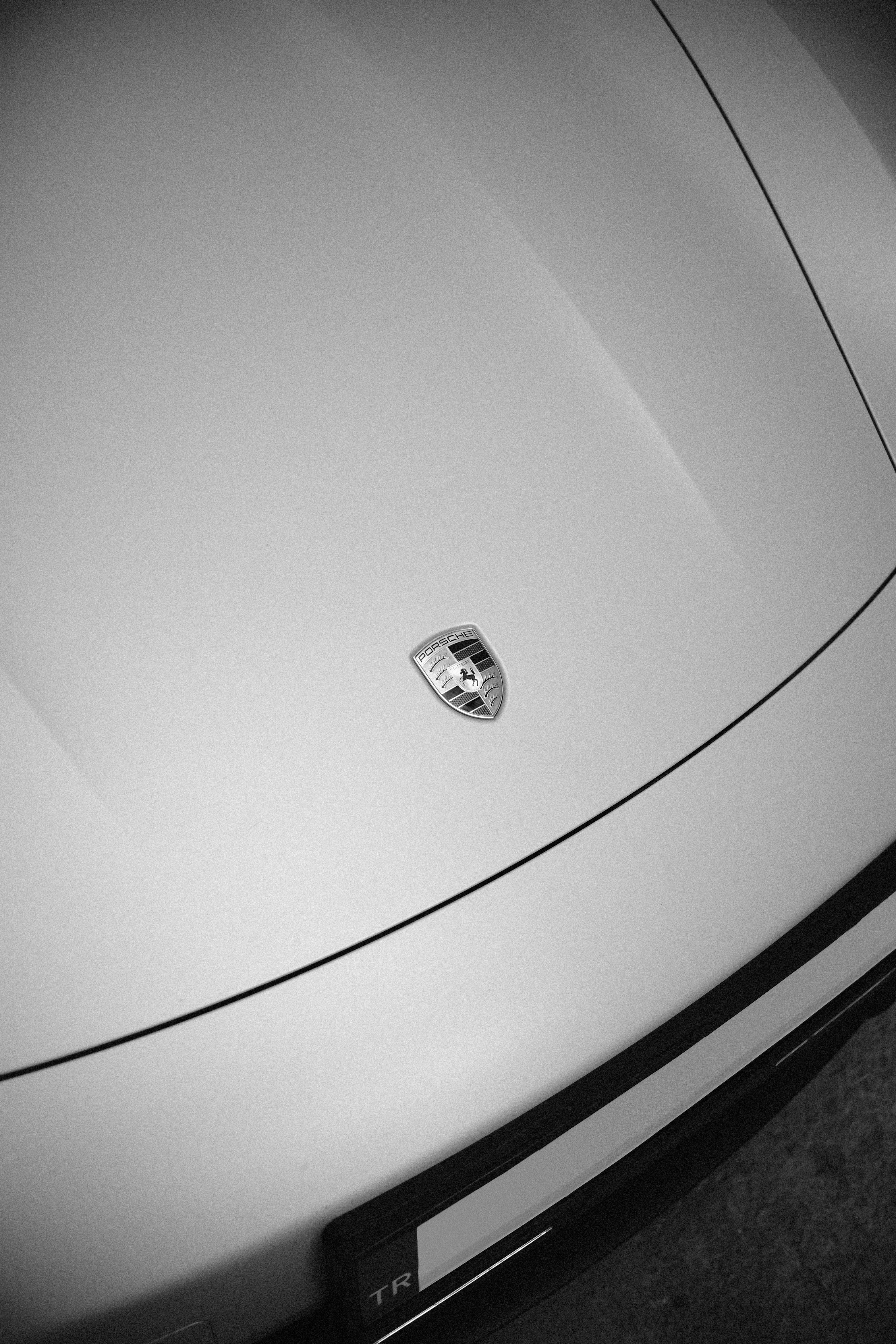 Une capote de Porsche avec le logo. photo – Image gratuite de Voiture ...
