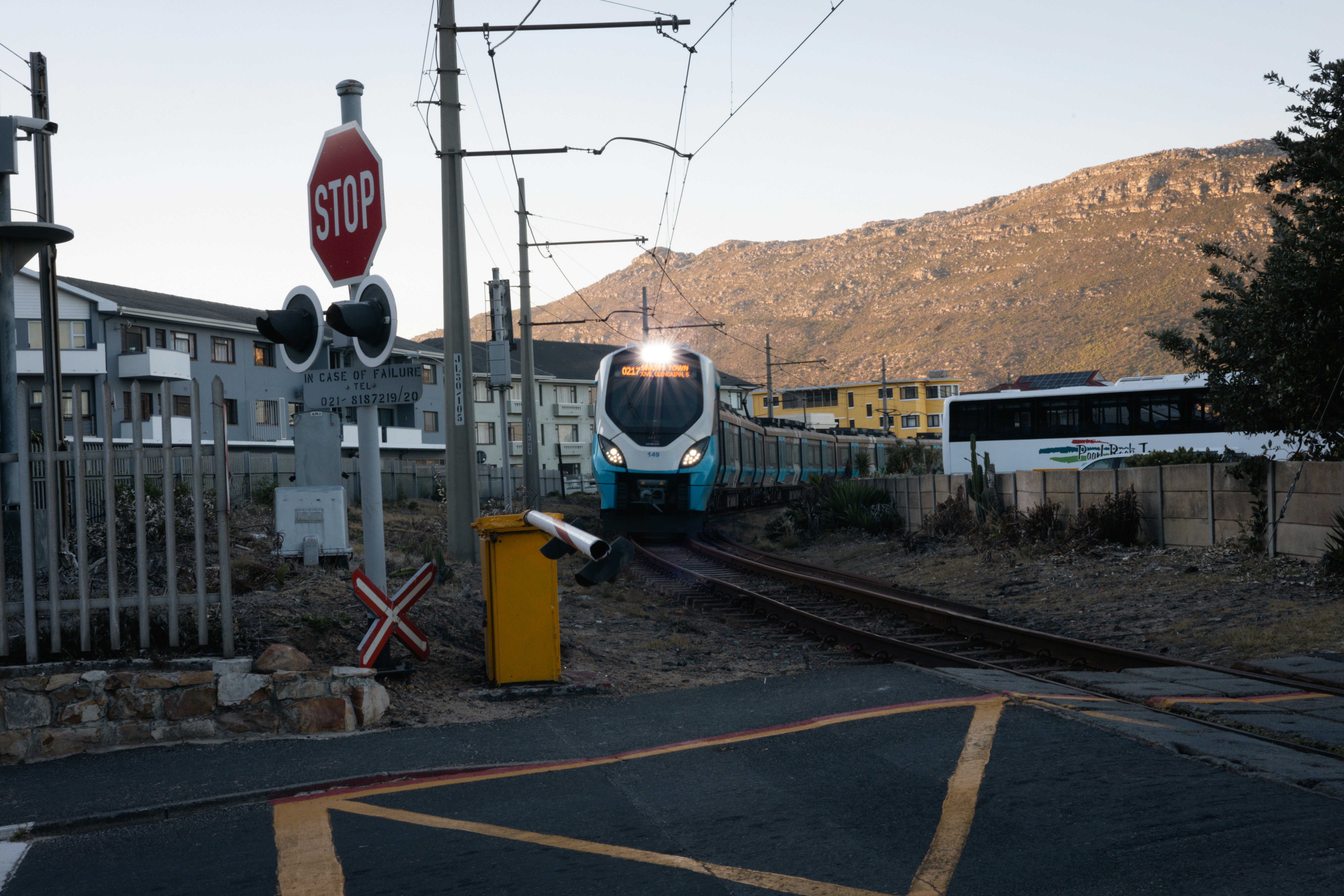 A train is approaching a railroad crossing. photo – Free Train Image on Unsplash