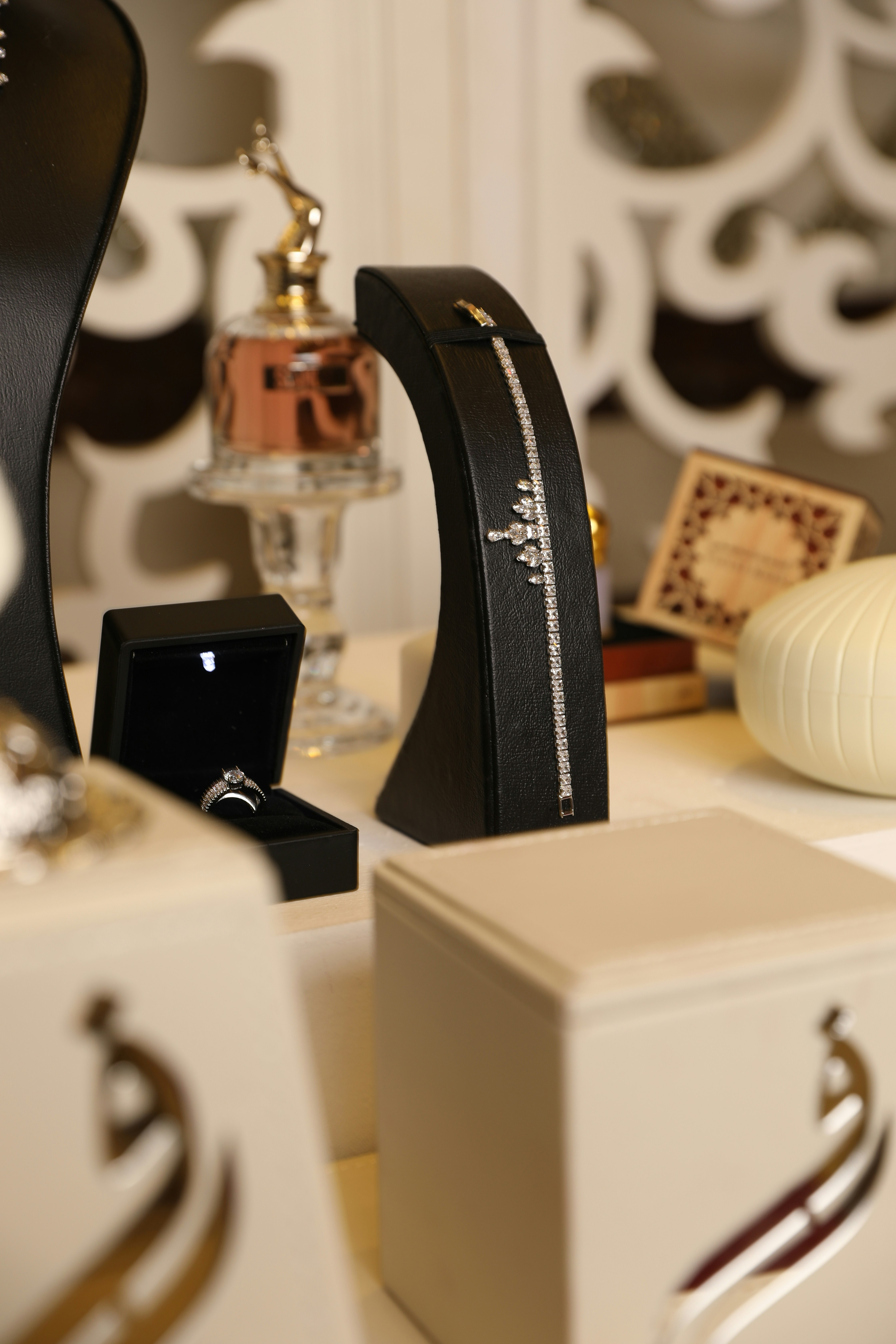 Diamond Arc on Velvet: A Curved Bracelet Display