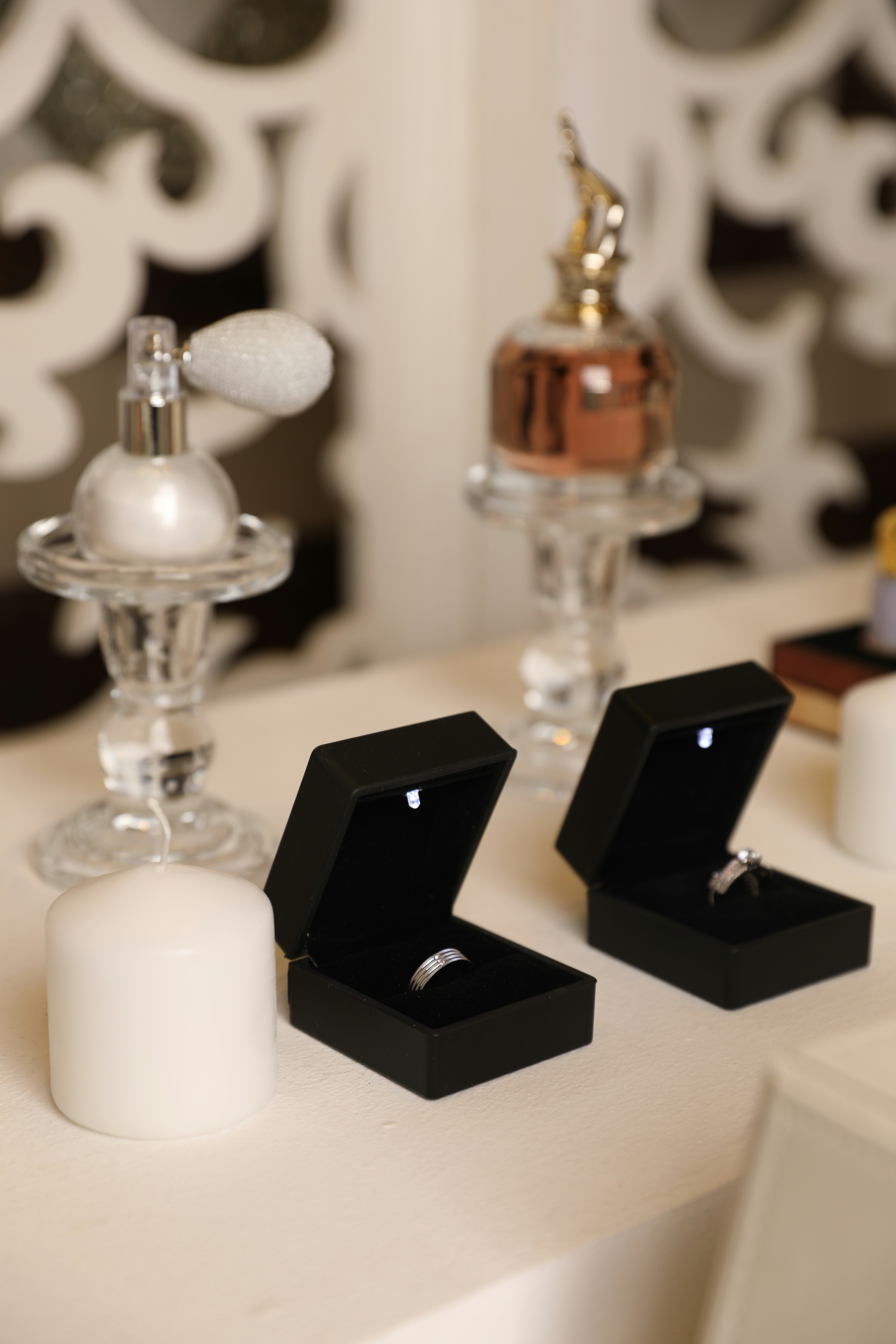 Los anillos se exhiben junto a los frascos de perfume y las velas. foto ...