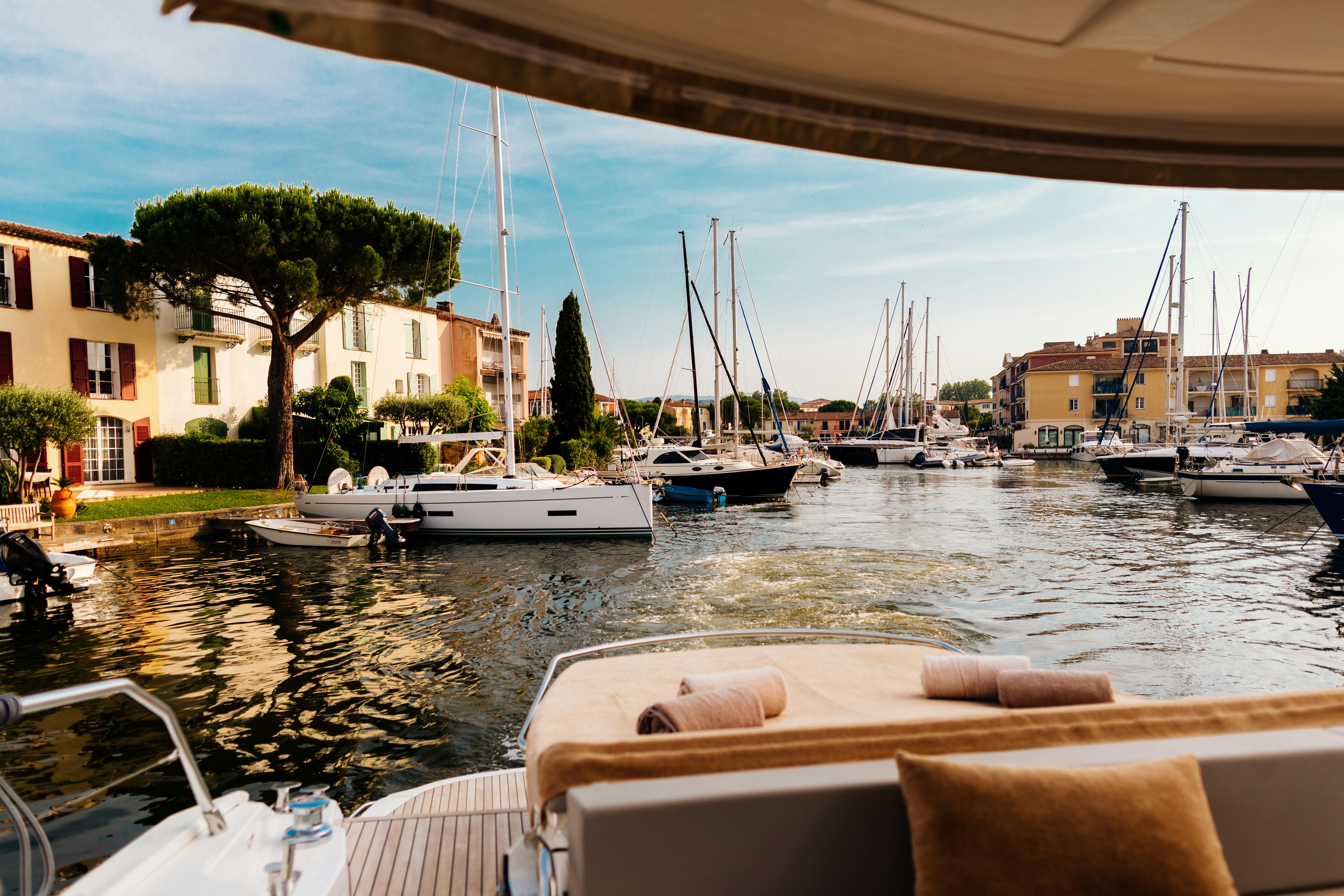 A yacht's view of a beautiful harbor. photo – Free Boat Image on Unsplash