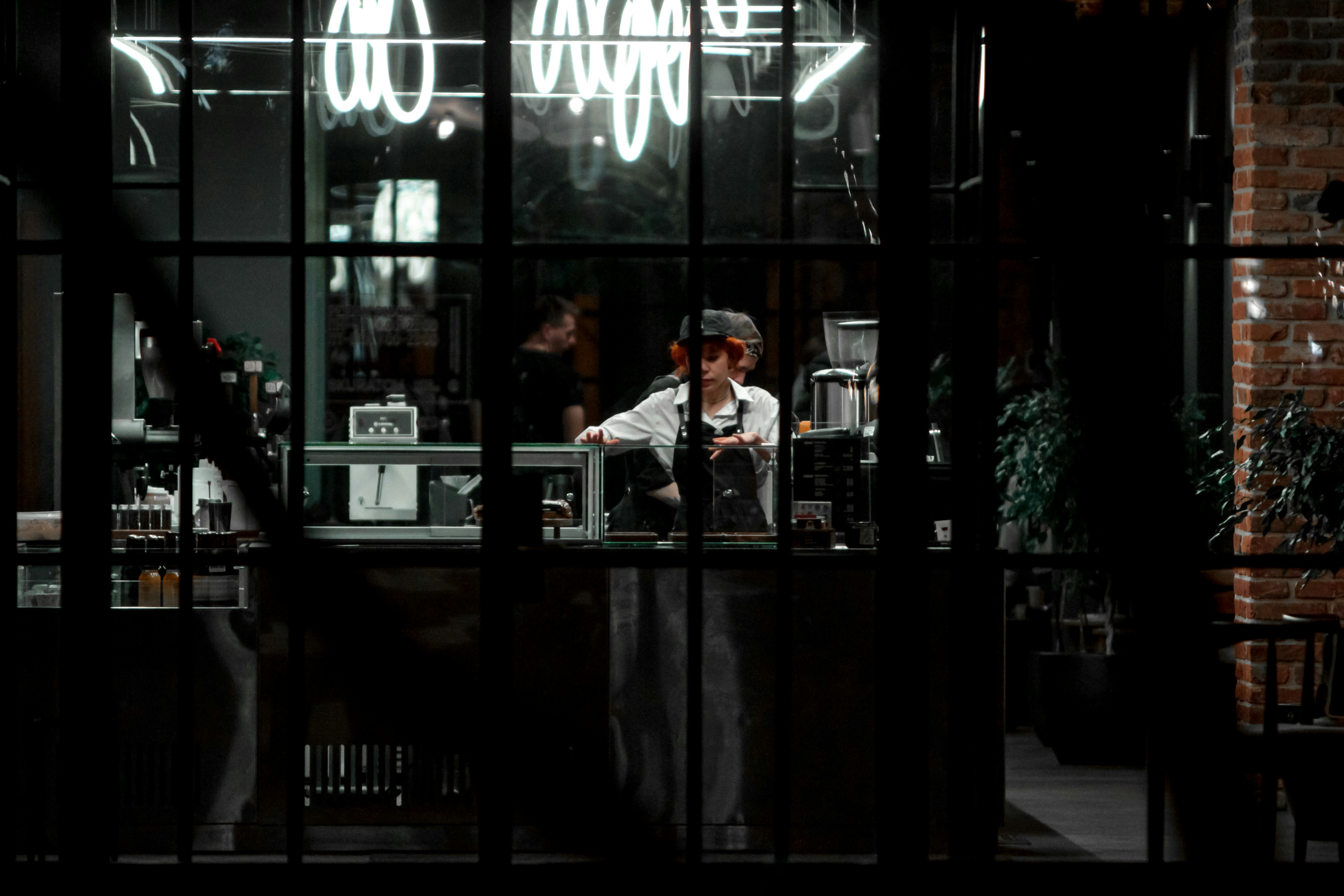 A barista working at a dimly lit cafe. photo – Free Cafe Image on Unsplash