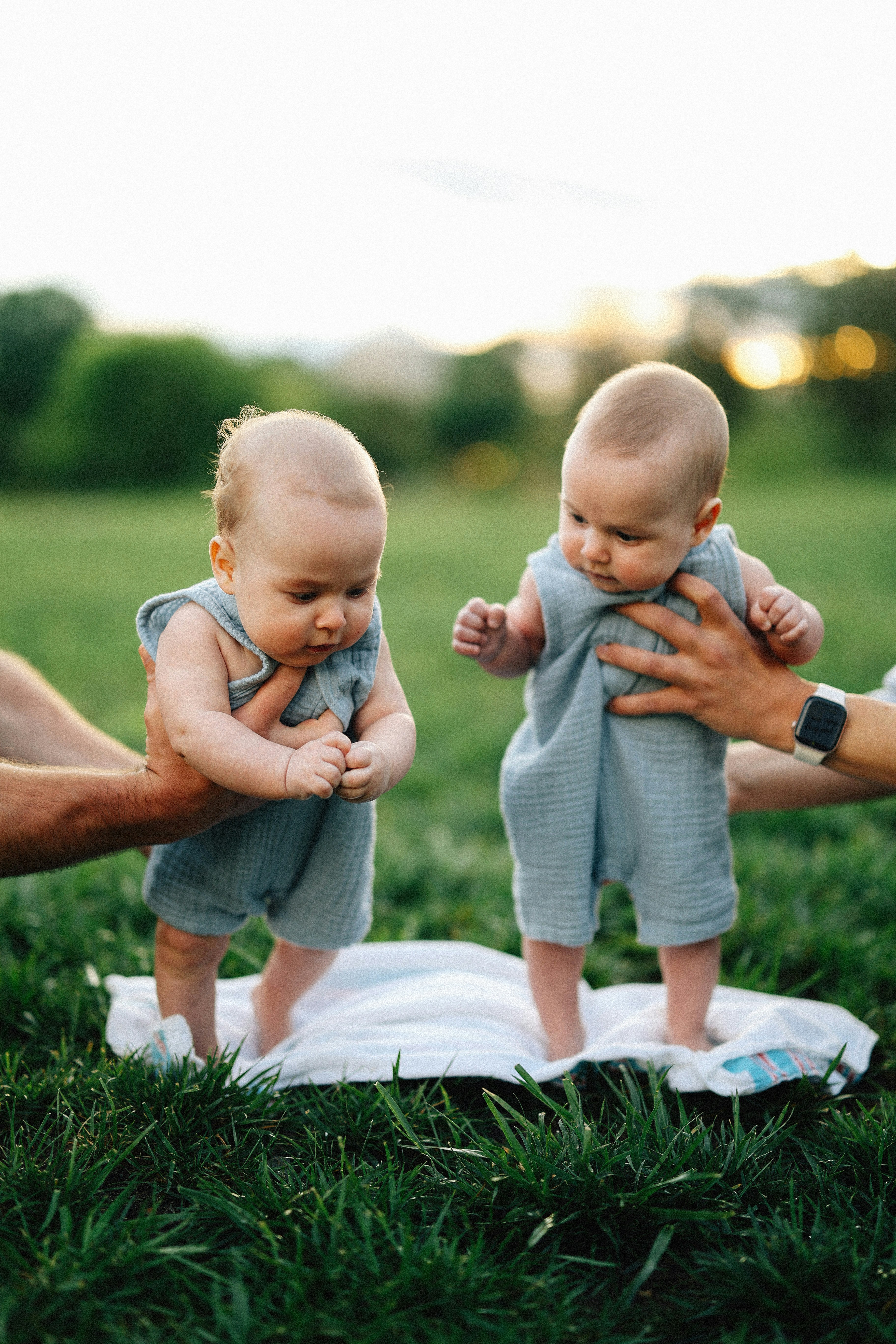 Parents are helping their twin babies stand. photo – Free Portrait ...