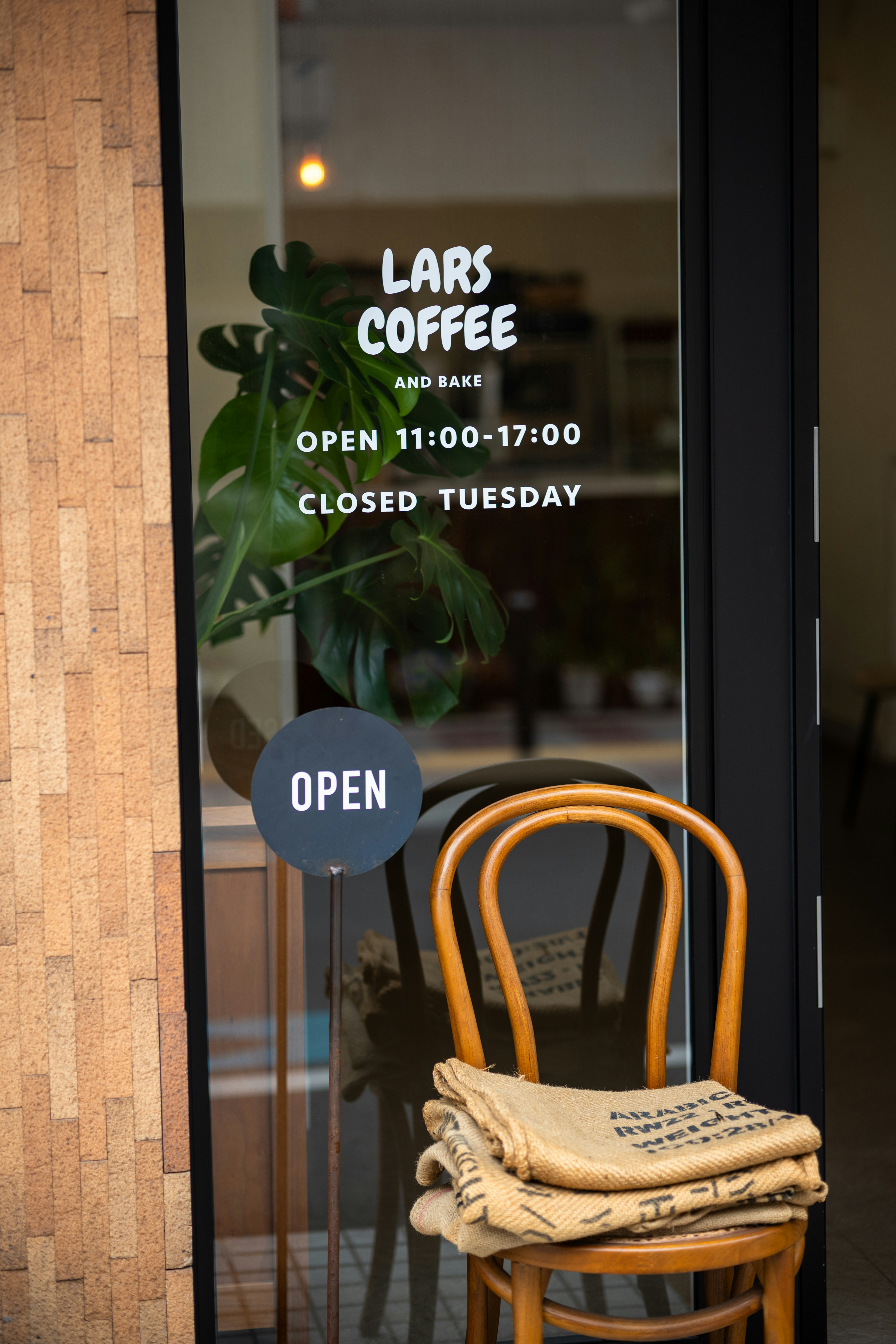 Cozy Café Corner: Warm Invitation