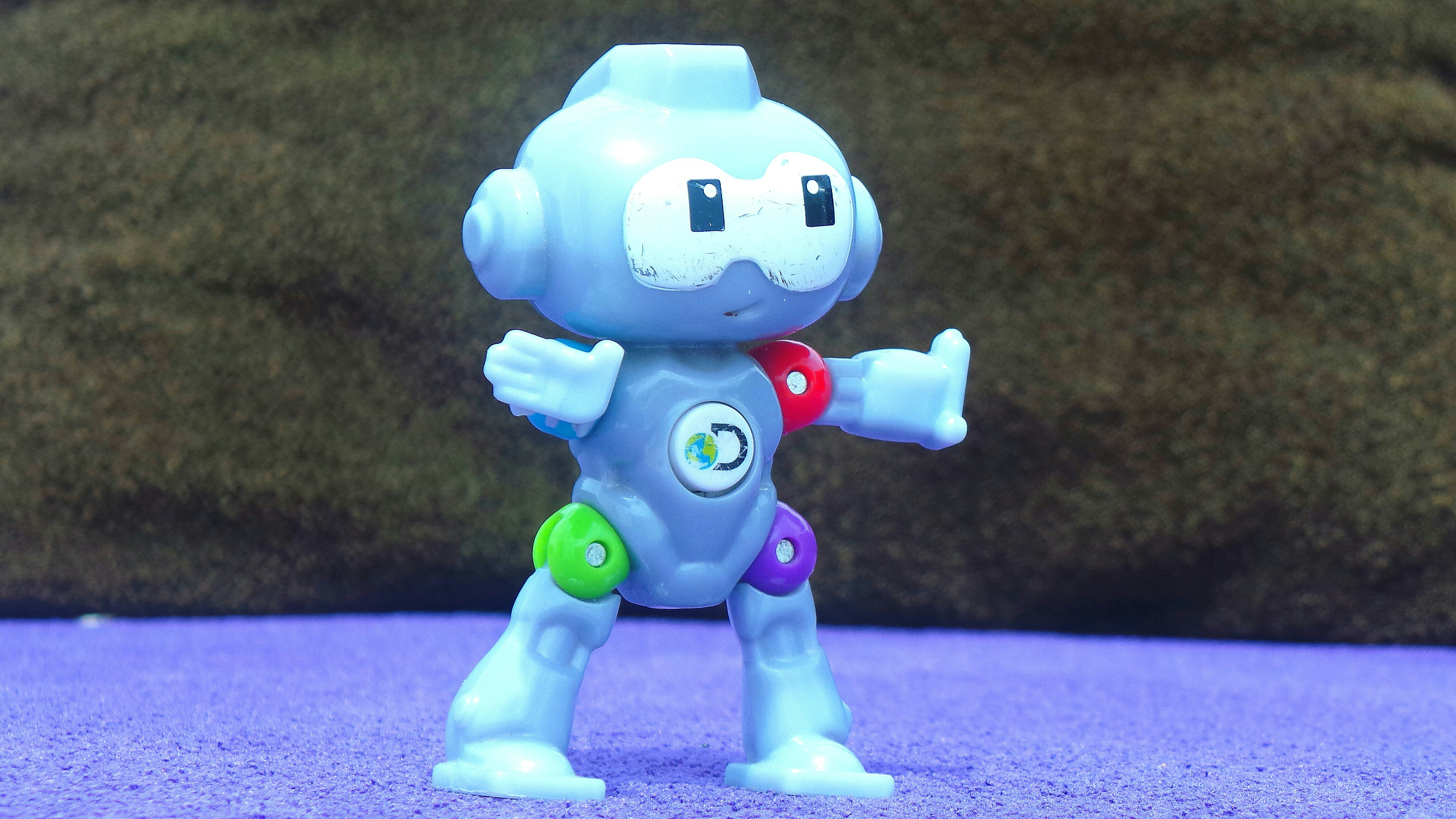 A blue robot toy stands up. photo – Free Robot Image on Unsplash