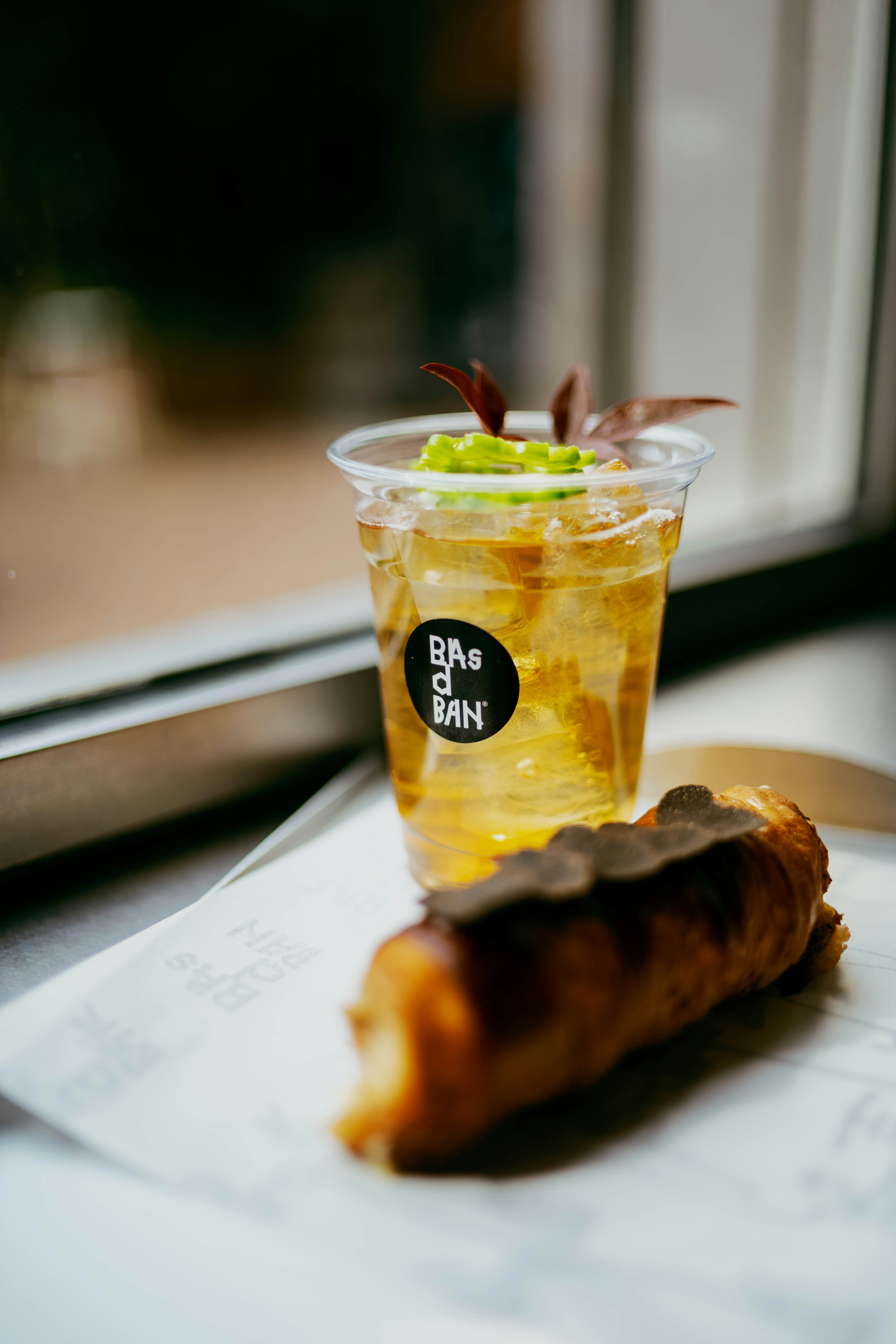 Iced drink and pastry sit on a tray. photo – Free Food Image on Unsplash