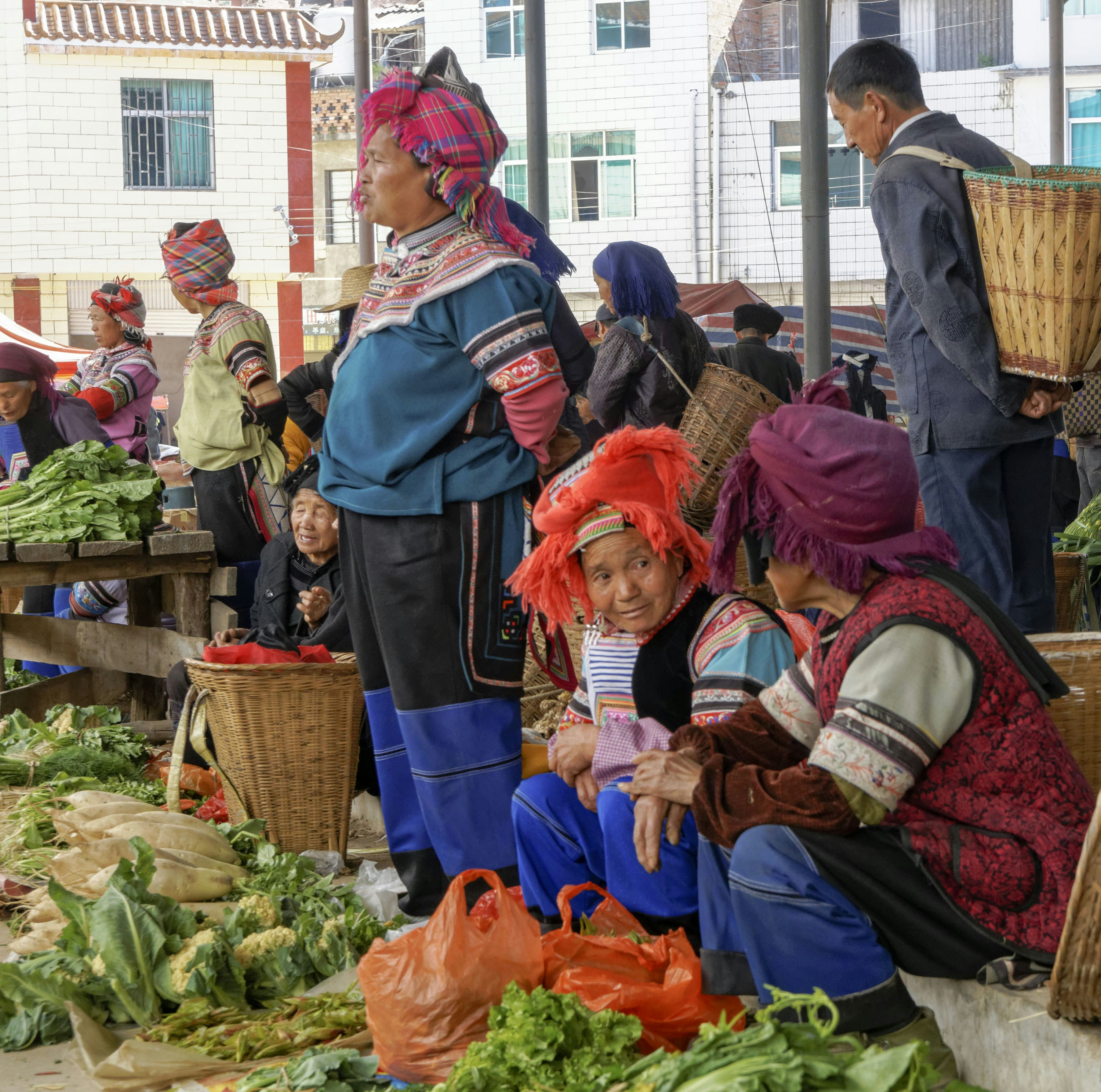 People gather at a market with fresh produce. photo – Free Woman Image ...
