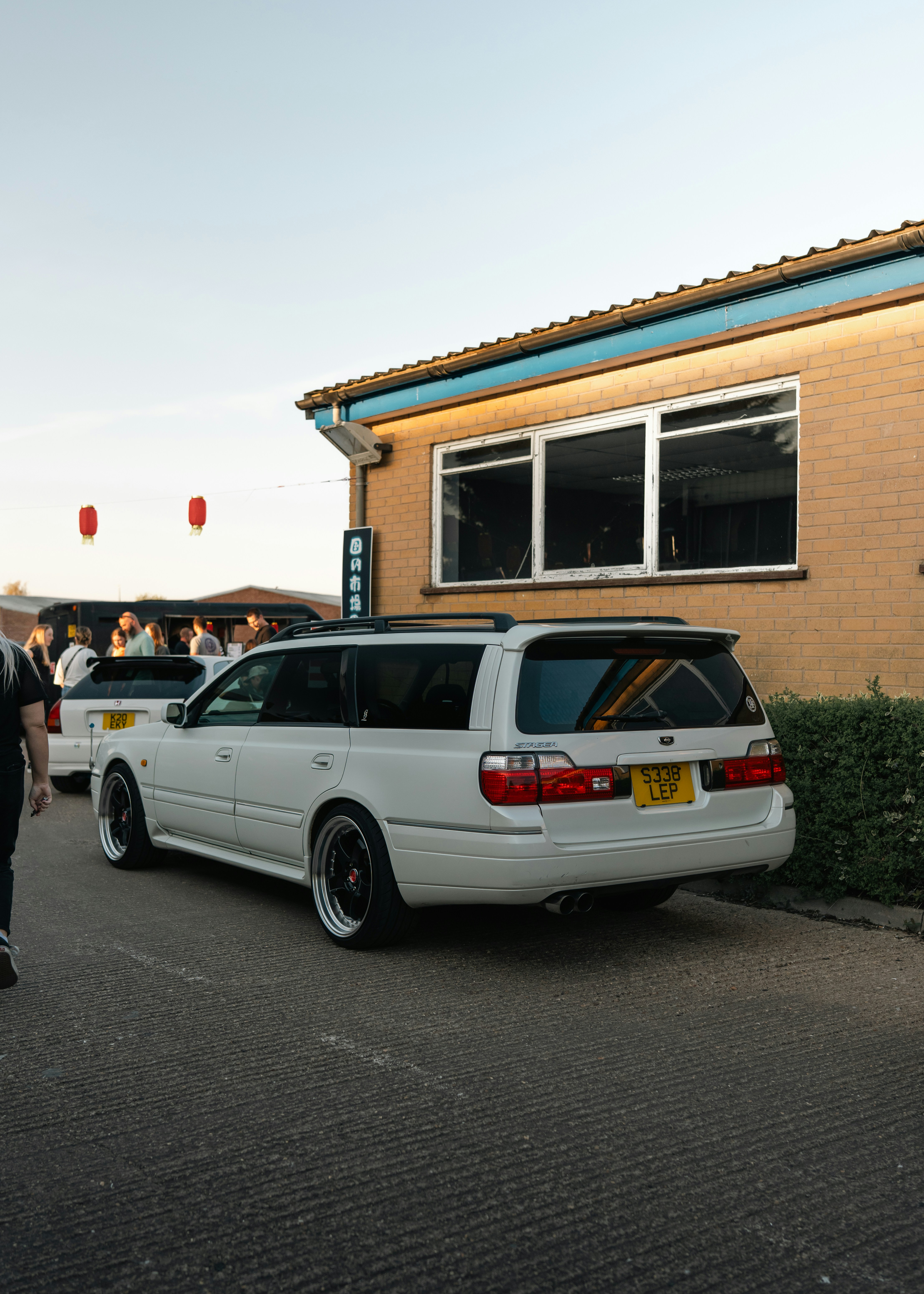 건물 옆에 주차된 흰색 스테이션 왜건. 사진 – Unsplash의 무료 자동차 이미지