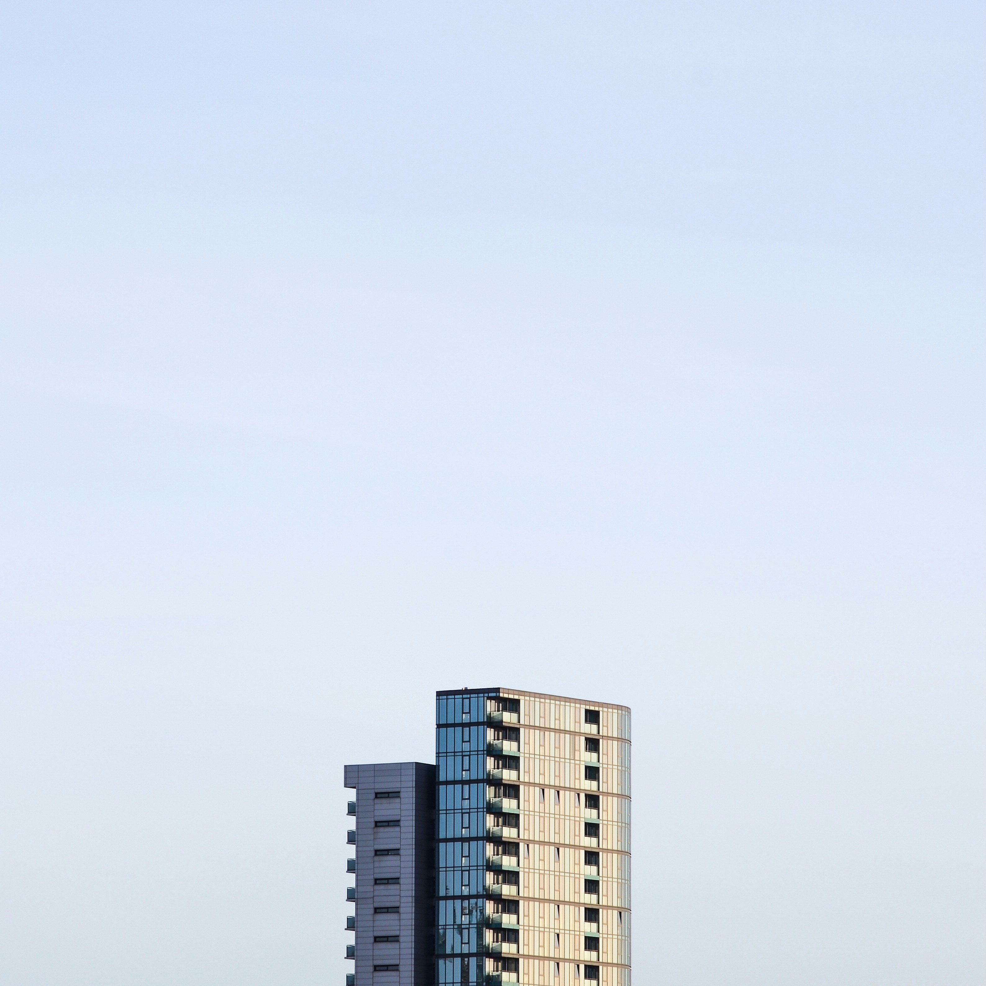 Modern high-rise building against a clear blue sky. photo – Free ...
