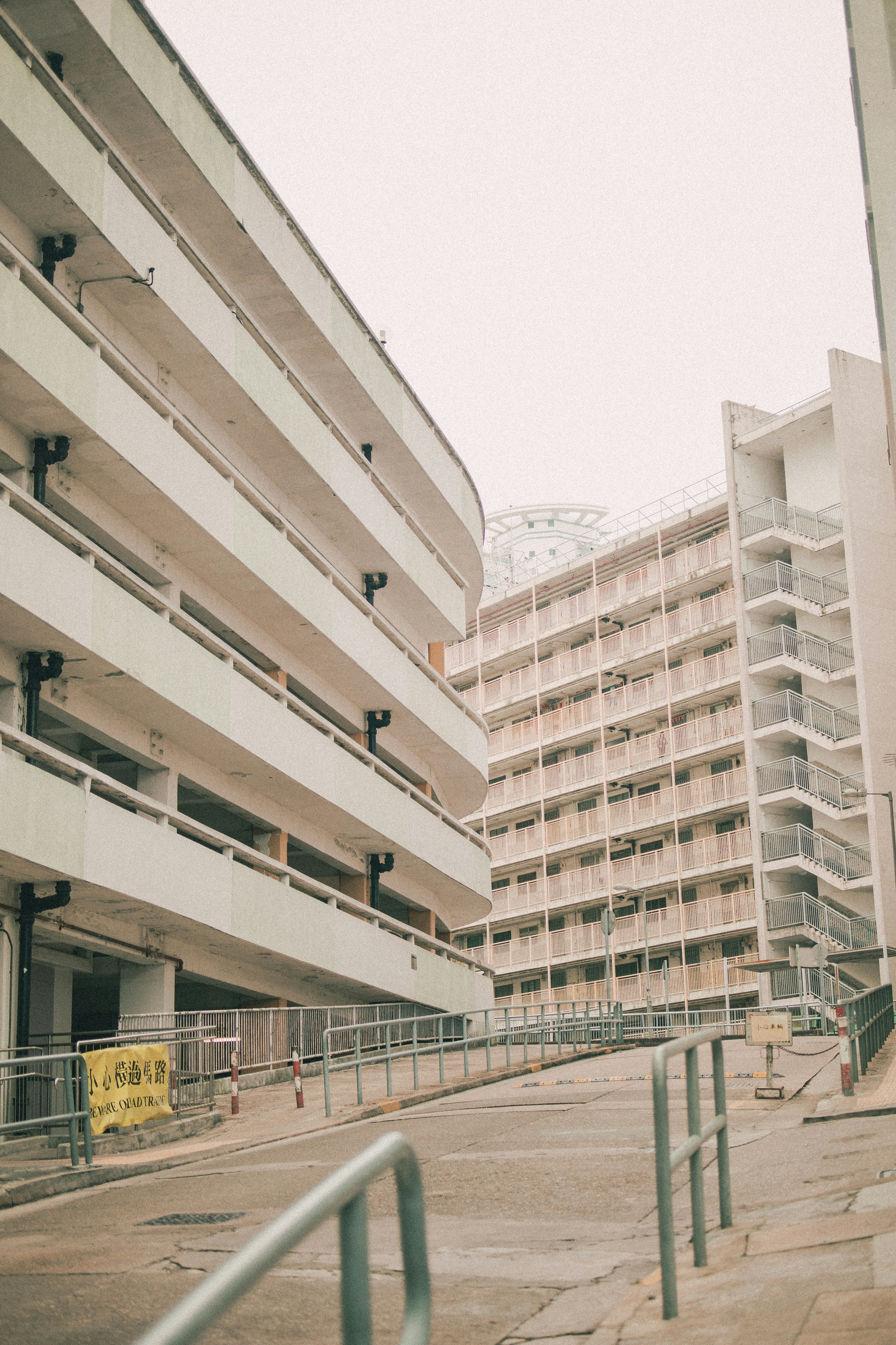 Edificios modernos con rampas y escaleras. foto – Imagen de Urbano ...