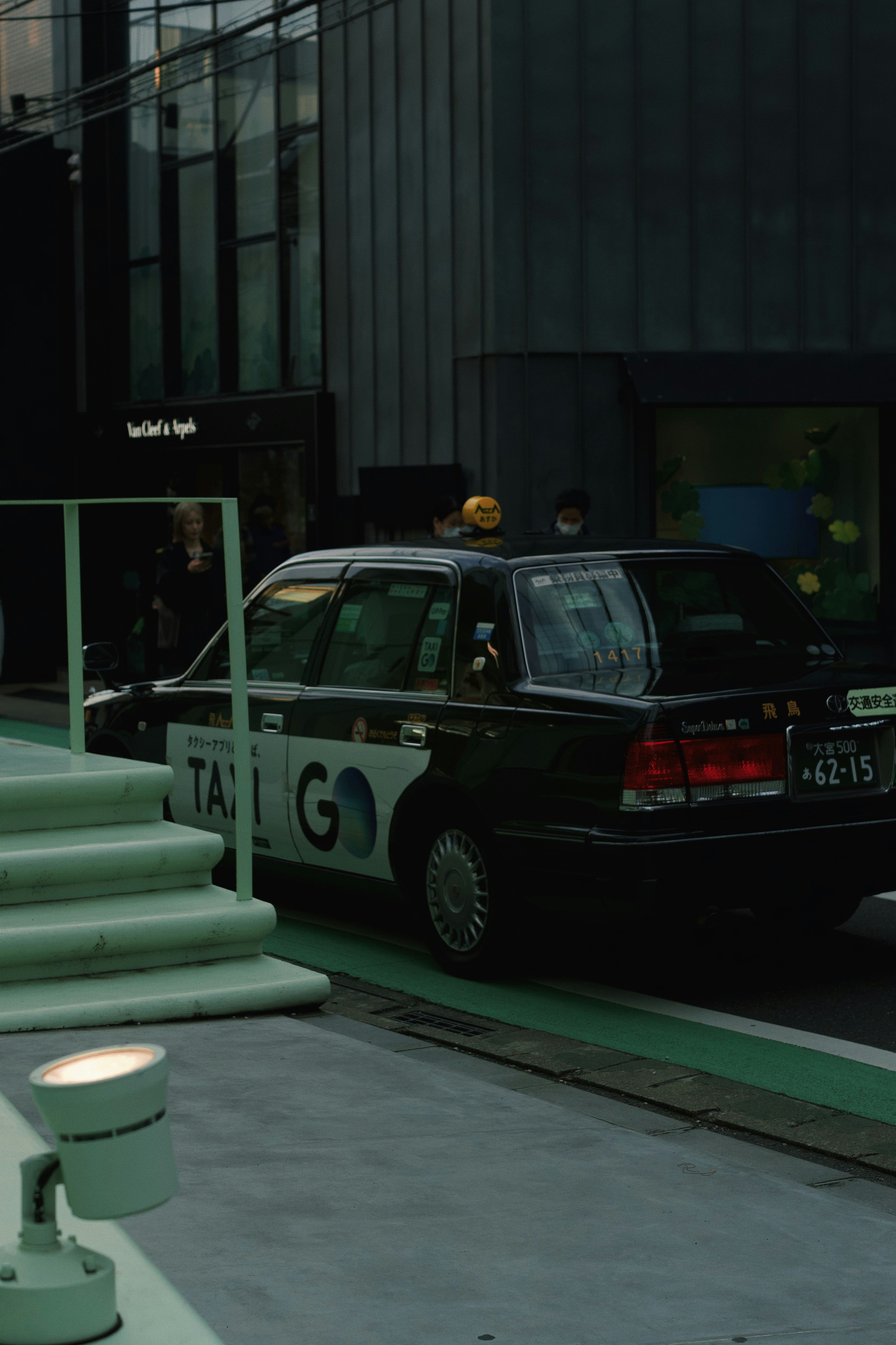 A taxi is parked outside of a building. photo – Free Car Image on Unsplash