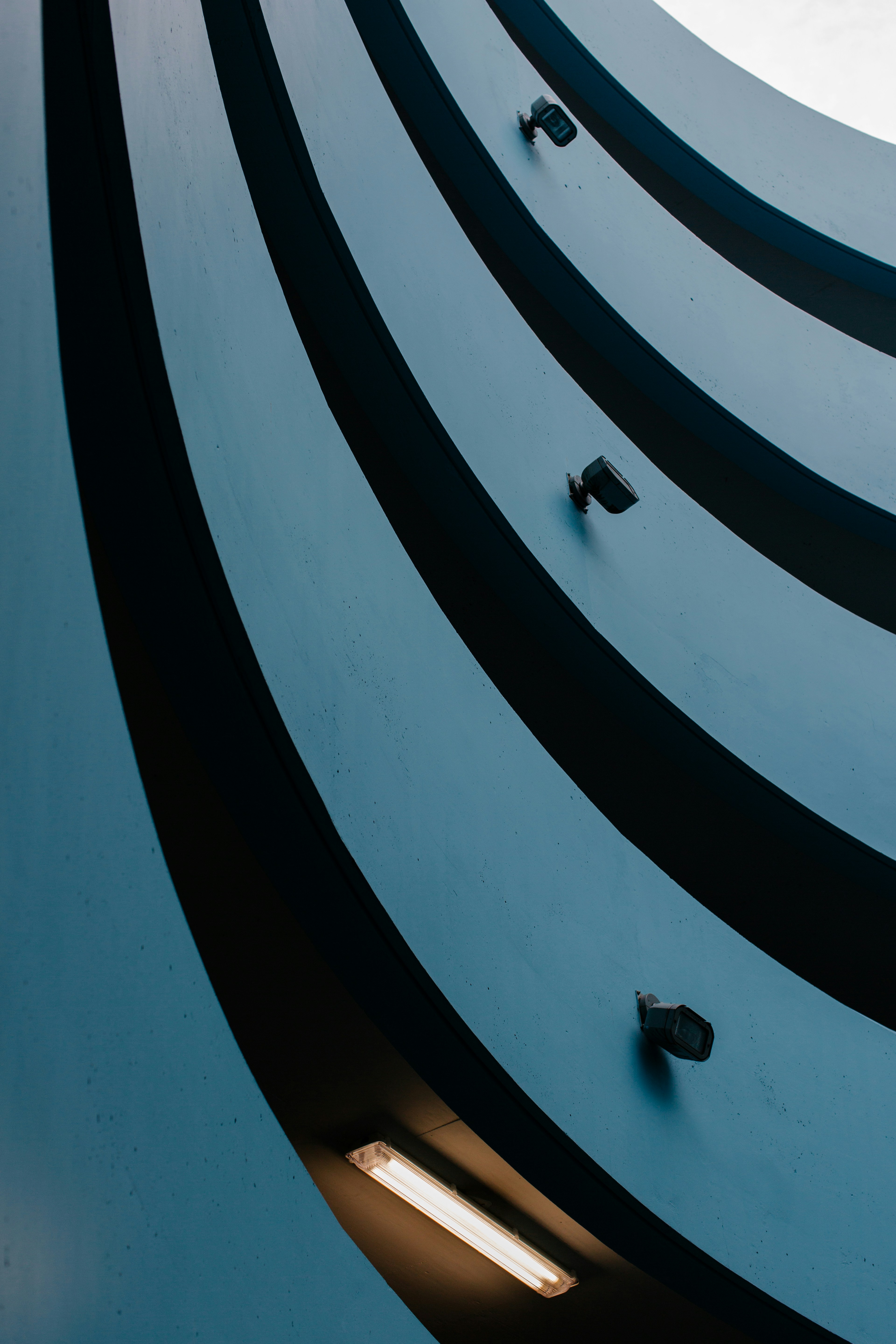 Curved building facade with lights. photo – Free City Image on Unsplash