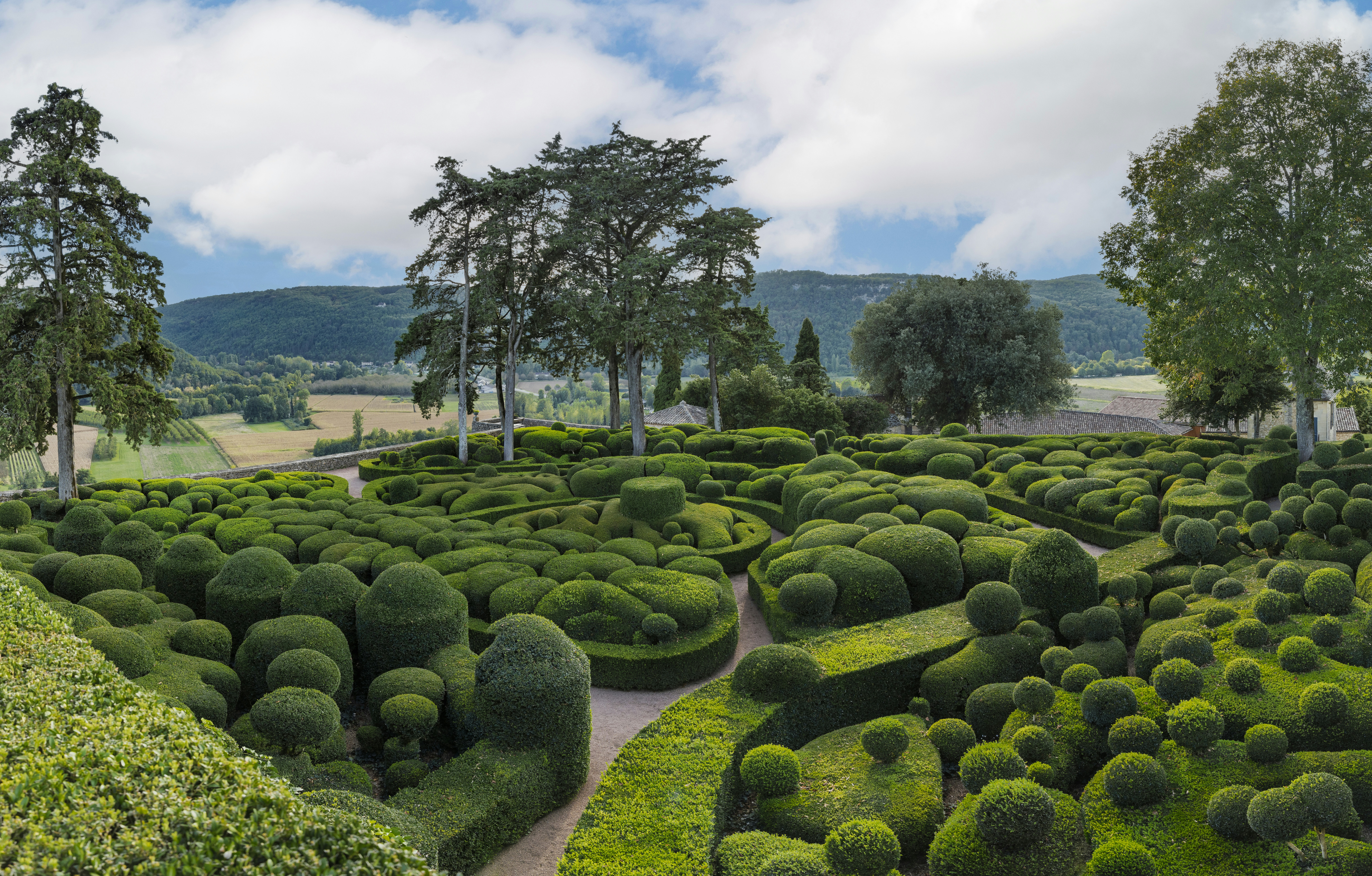 A beautiful garden with perfectly trimmed greenery. photo – Free Plant ...