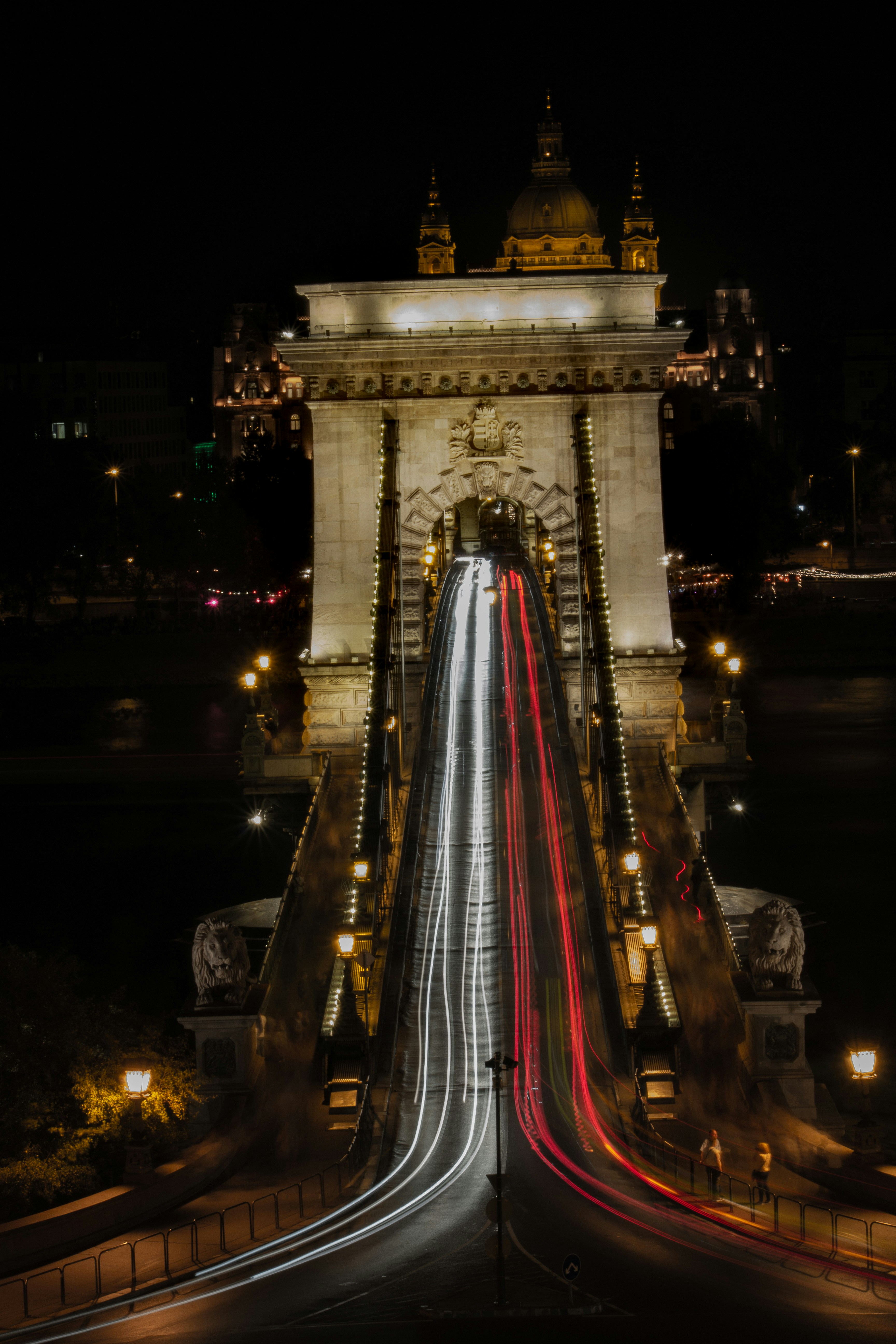 Midnight Arc of Light: Long-exposure Across Budapest’s Chain Bridge