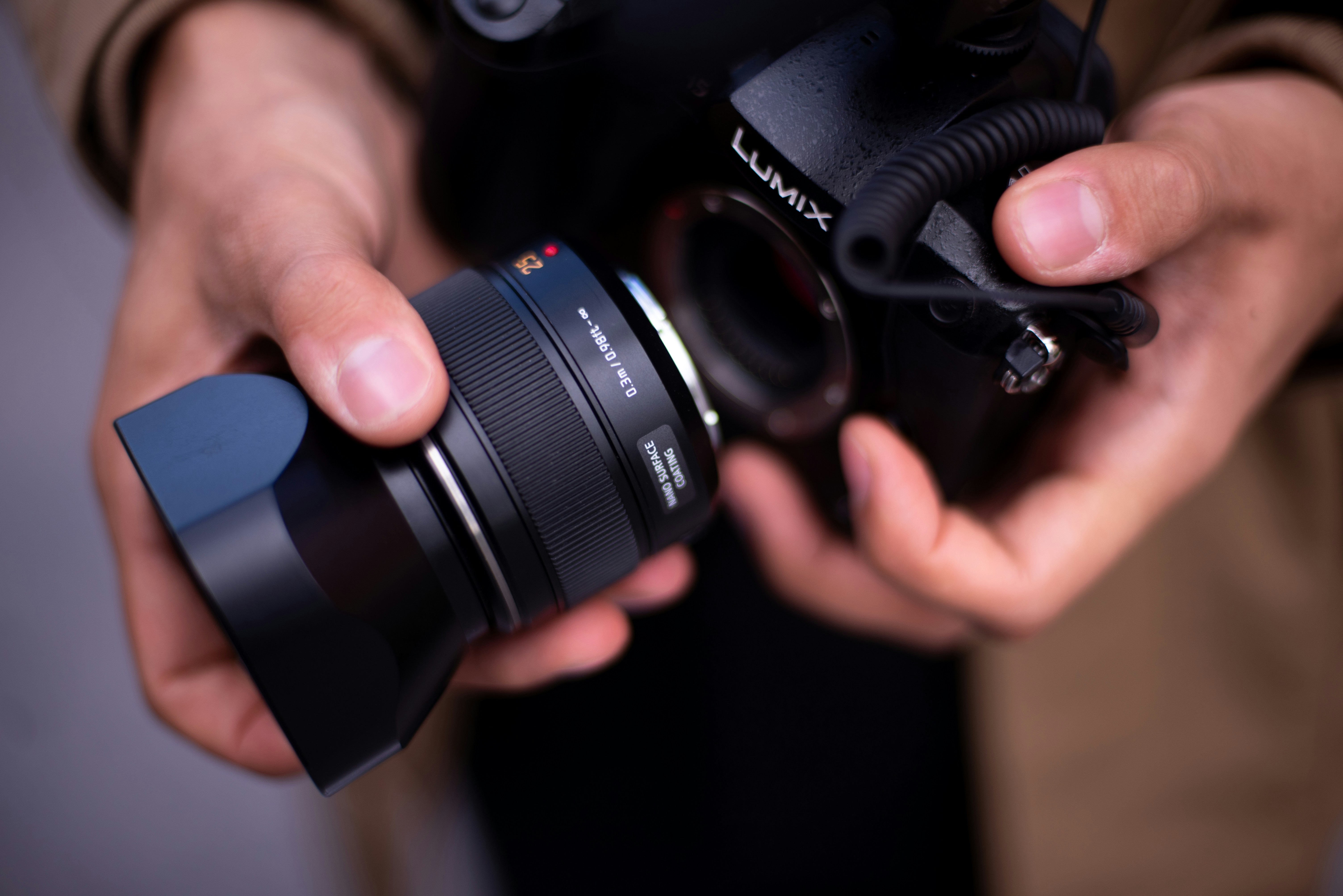Hands are assembling a camera lens. photo – Free Photography Image on ...