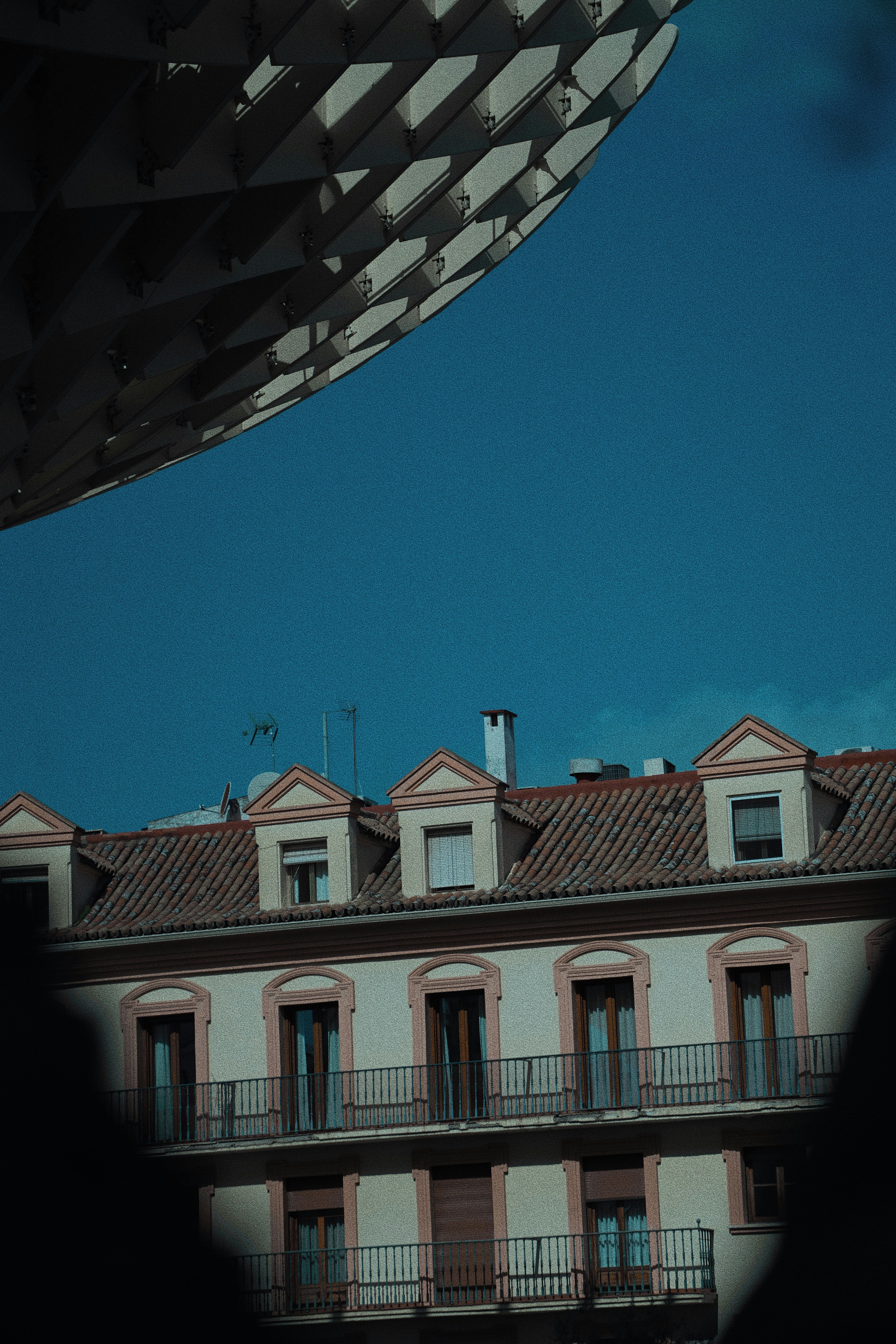 La arquitectura moderna se yuxtapone con los edificios más antiguos ...