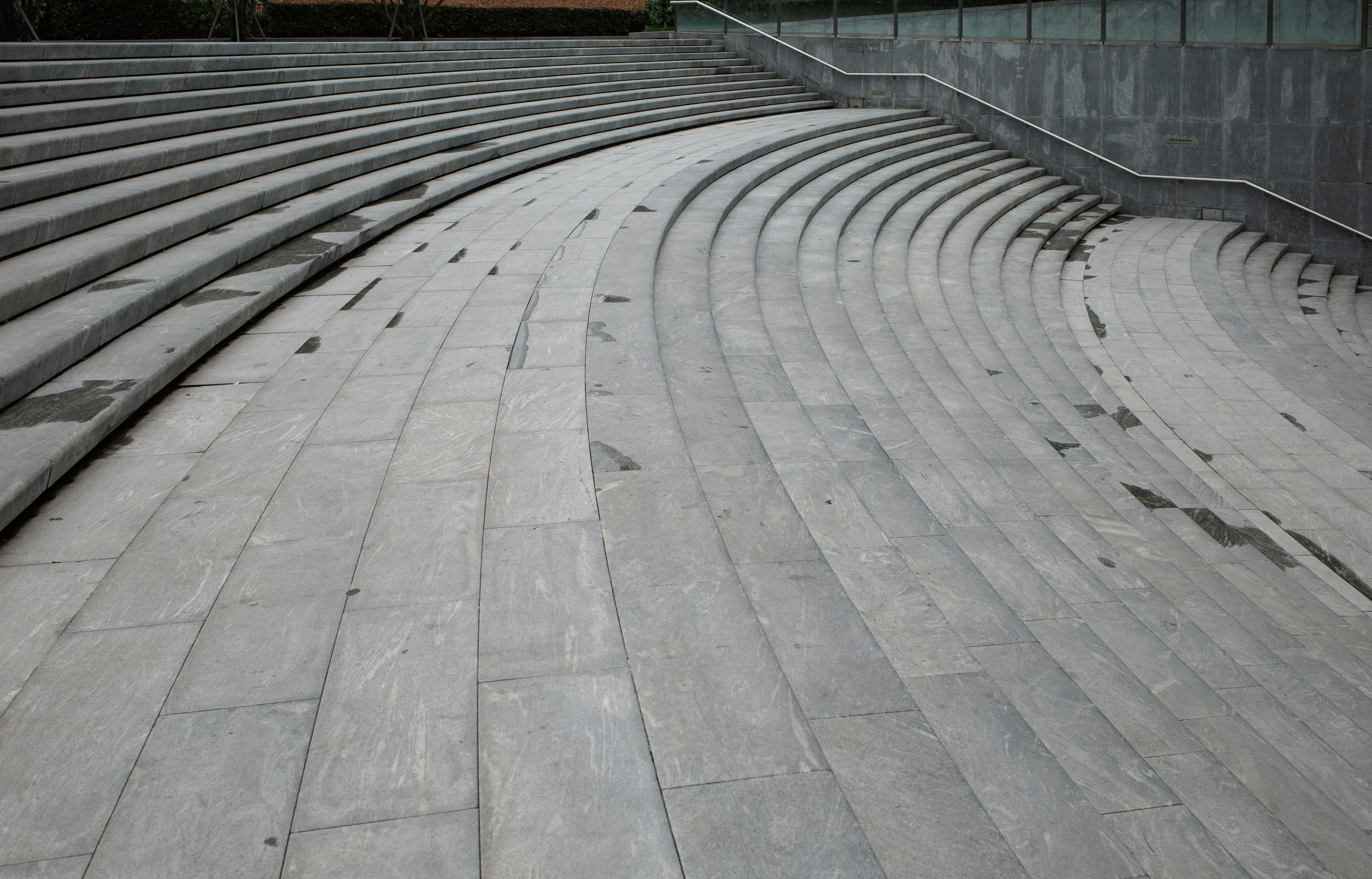 Camino curvo de hormigón con escaleras en el lateral. foto – Imagen de ...